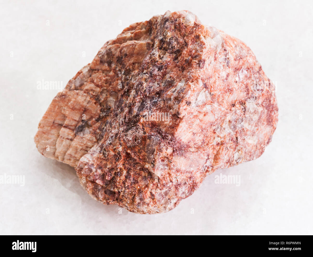 Pierre de granit rose brut sur le marbre blanc Photo Stock - Alamy