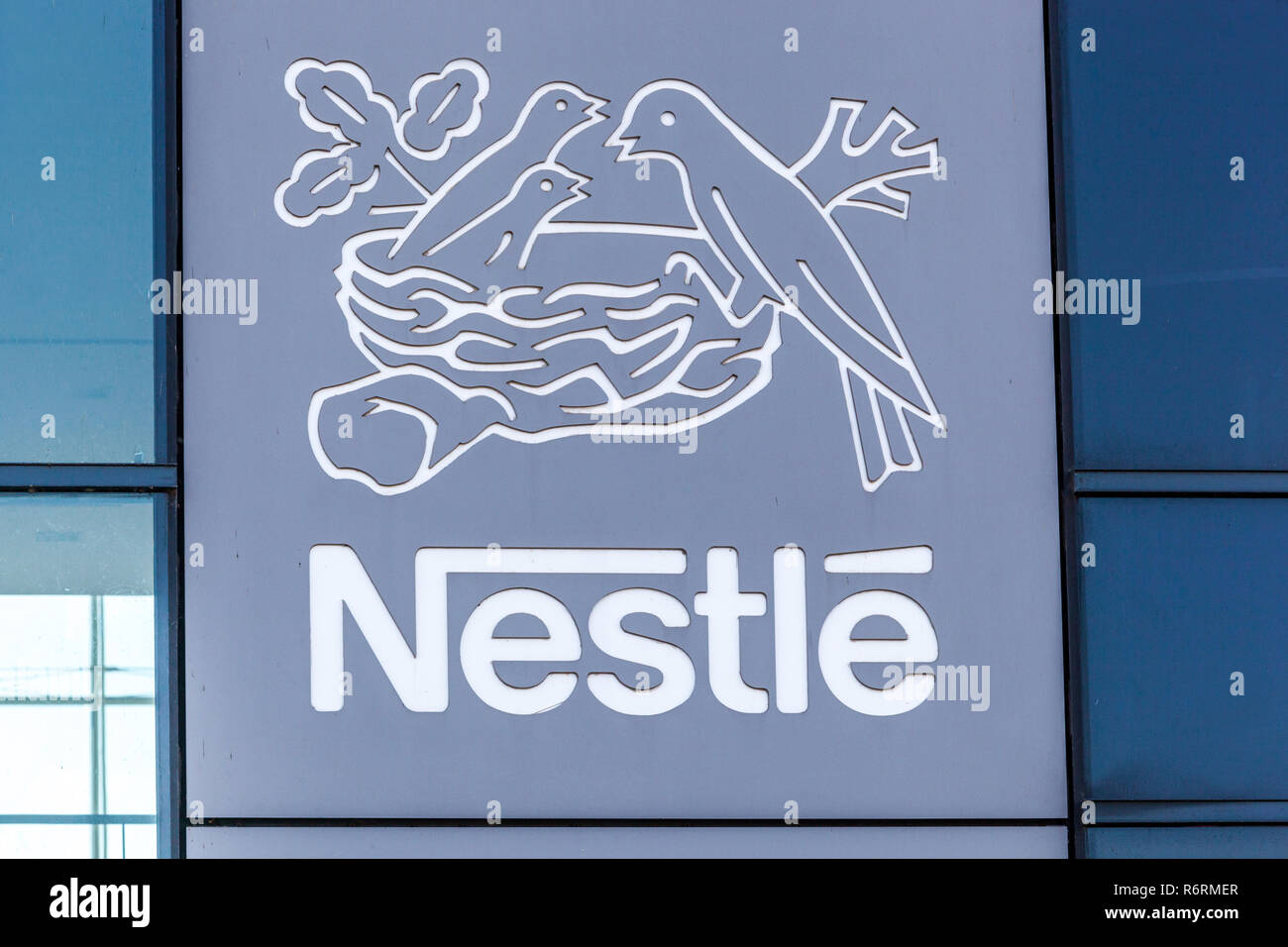 Nestle logo Banque de photographies et d’images à haute résolution - Alamy