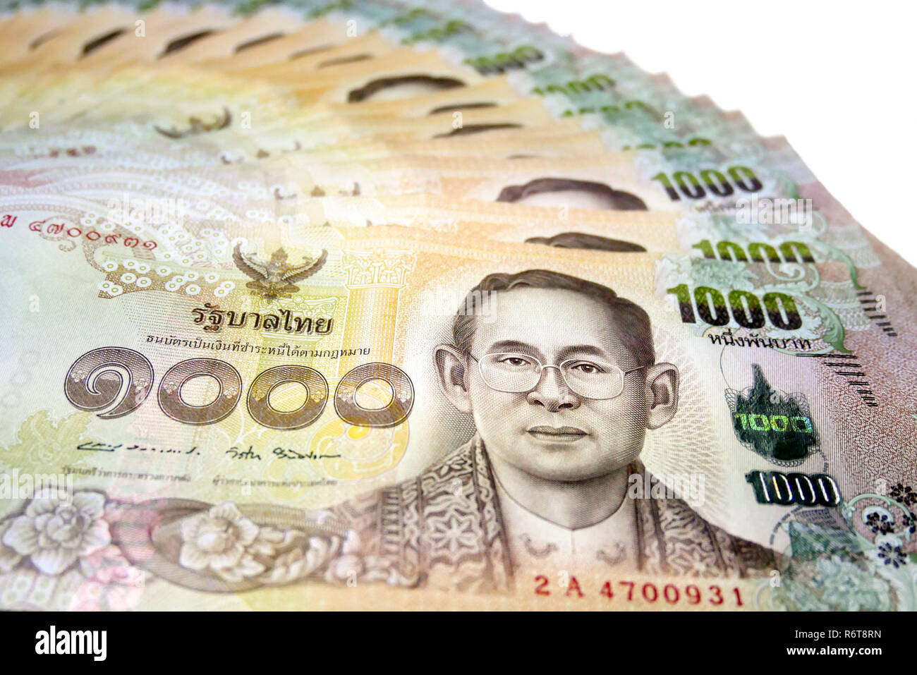 Mille bahts billets mis sur l'isolement d'un fond blanc qui ...