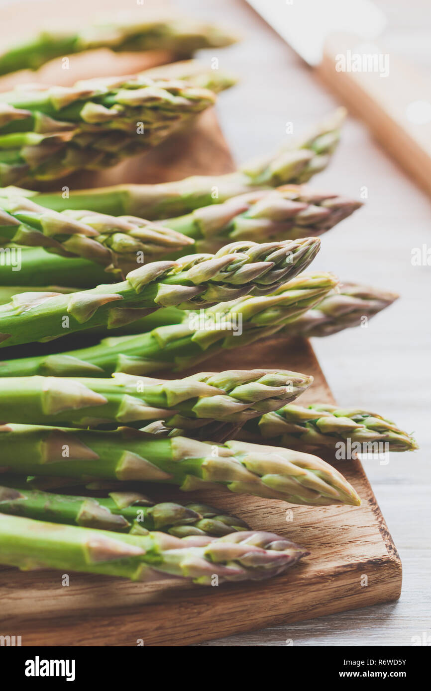 Les asperges sur une planche à découper en bois. Vue en gros plan. Le ...