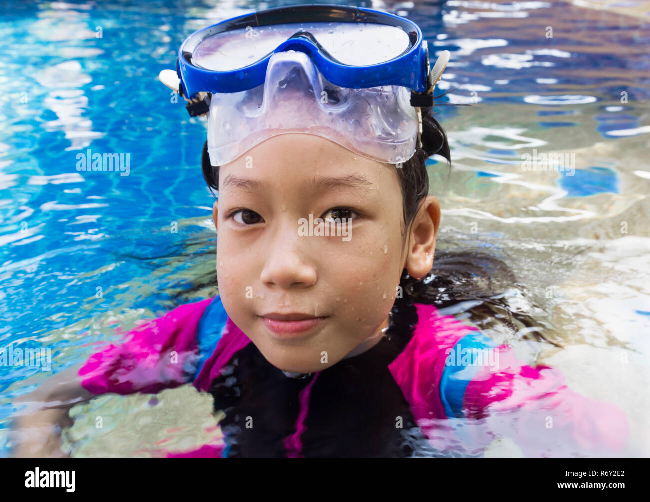Girl swimming pool wearing snorkel Banque de photographies et d’images ...