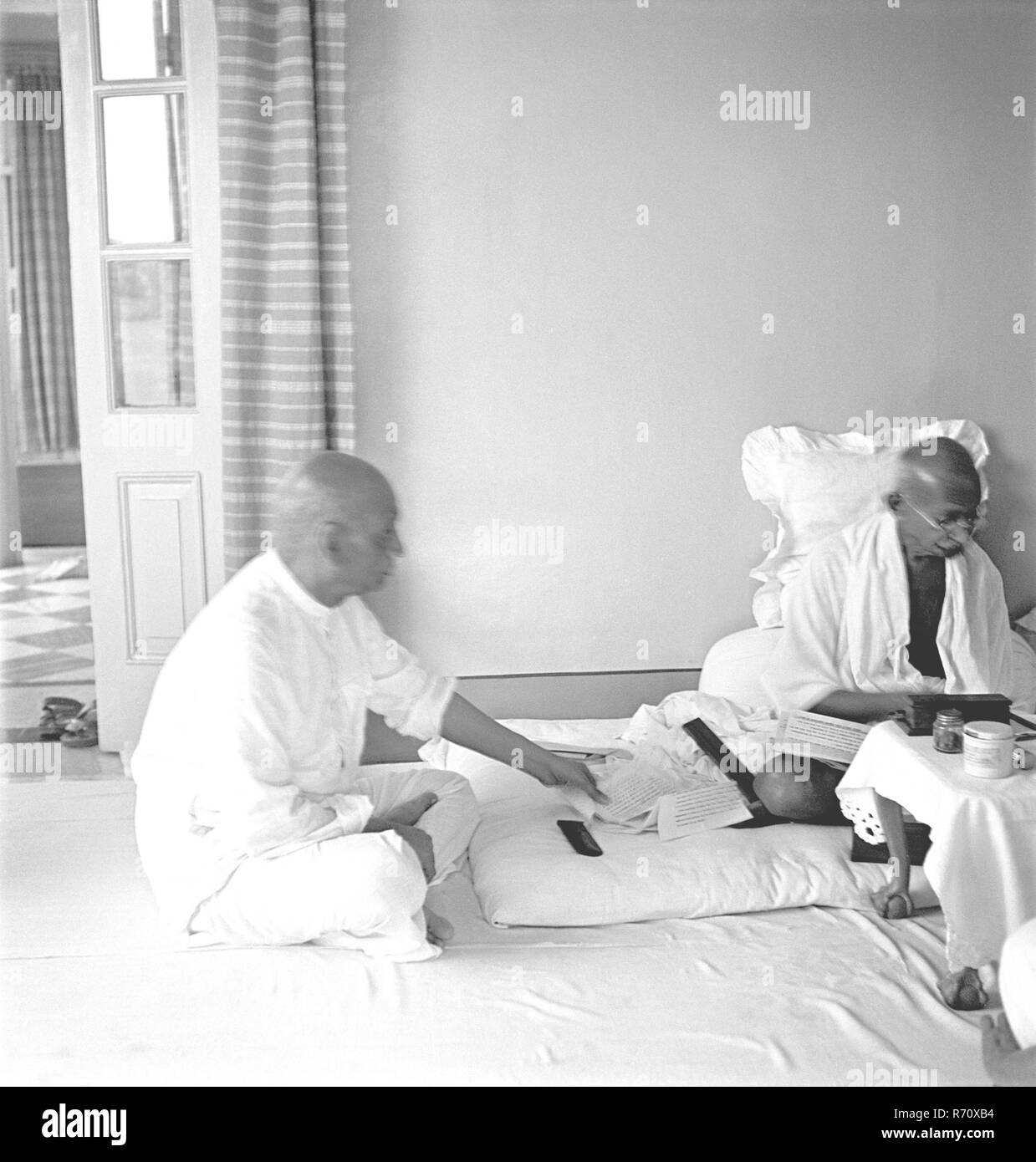 Mahatma Gandhi parle avec Sardar Vallabhbhai Patel à Bombay, Mumbai ...