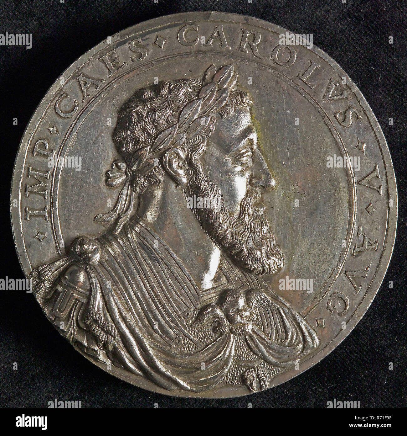 Médaille sur Charles V et Philippe II, avec l'argent, penning Buste de ...