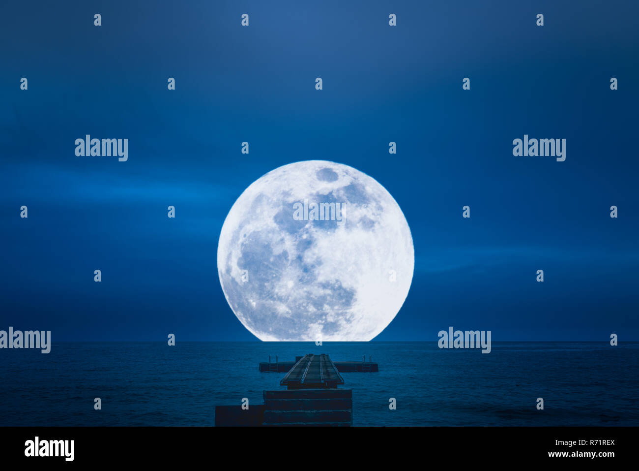 Romantic moonlight beach resort Banque de photographies et d’images à haute résolution - Alamy