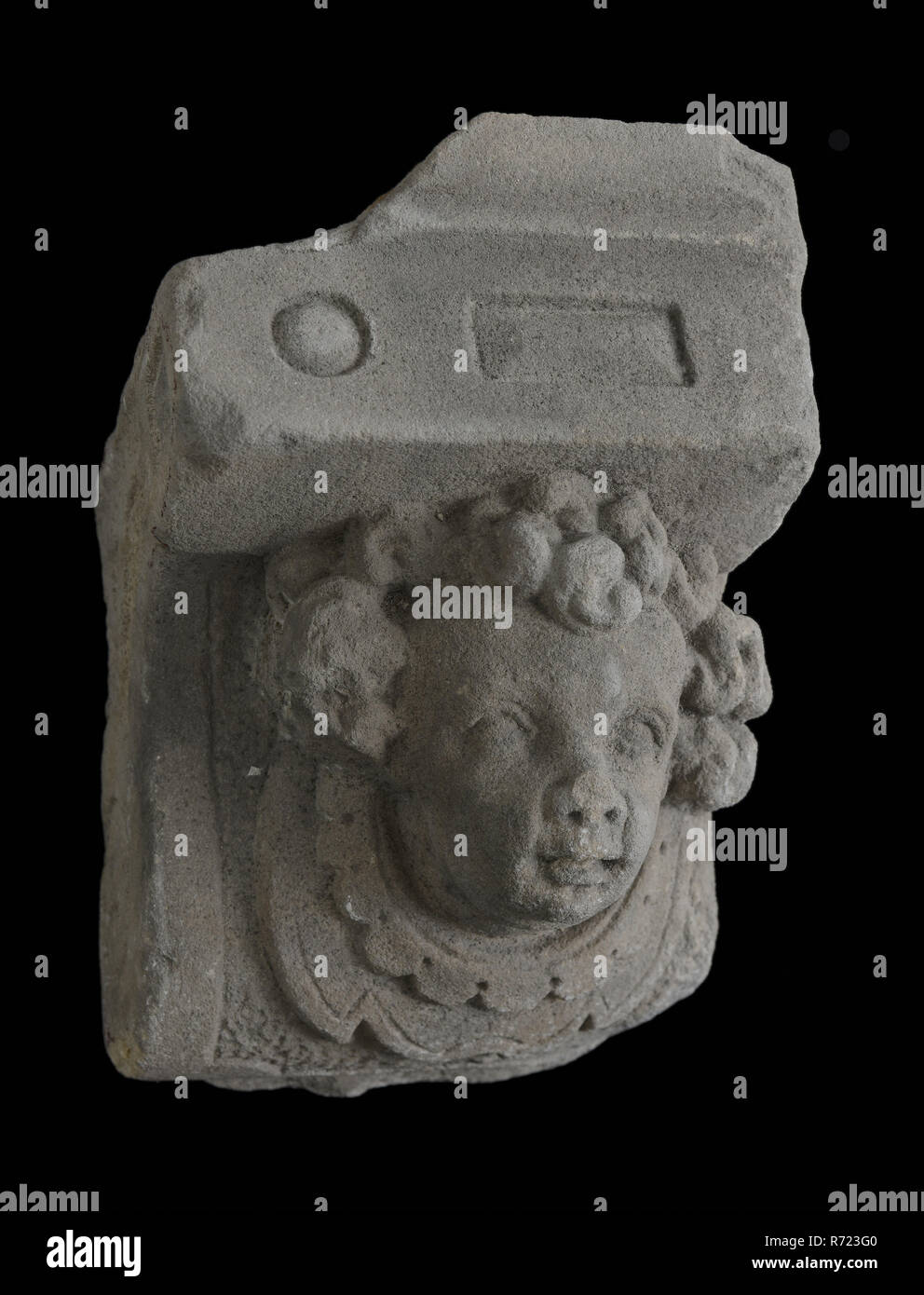 Console, tête garçon à rayures et col lobé, bâtiment en pierre de grès ...