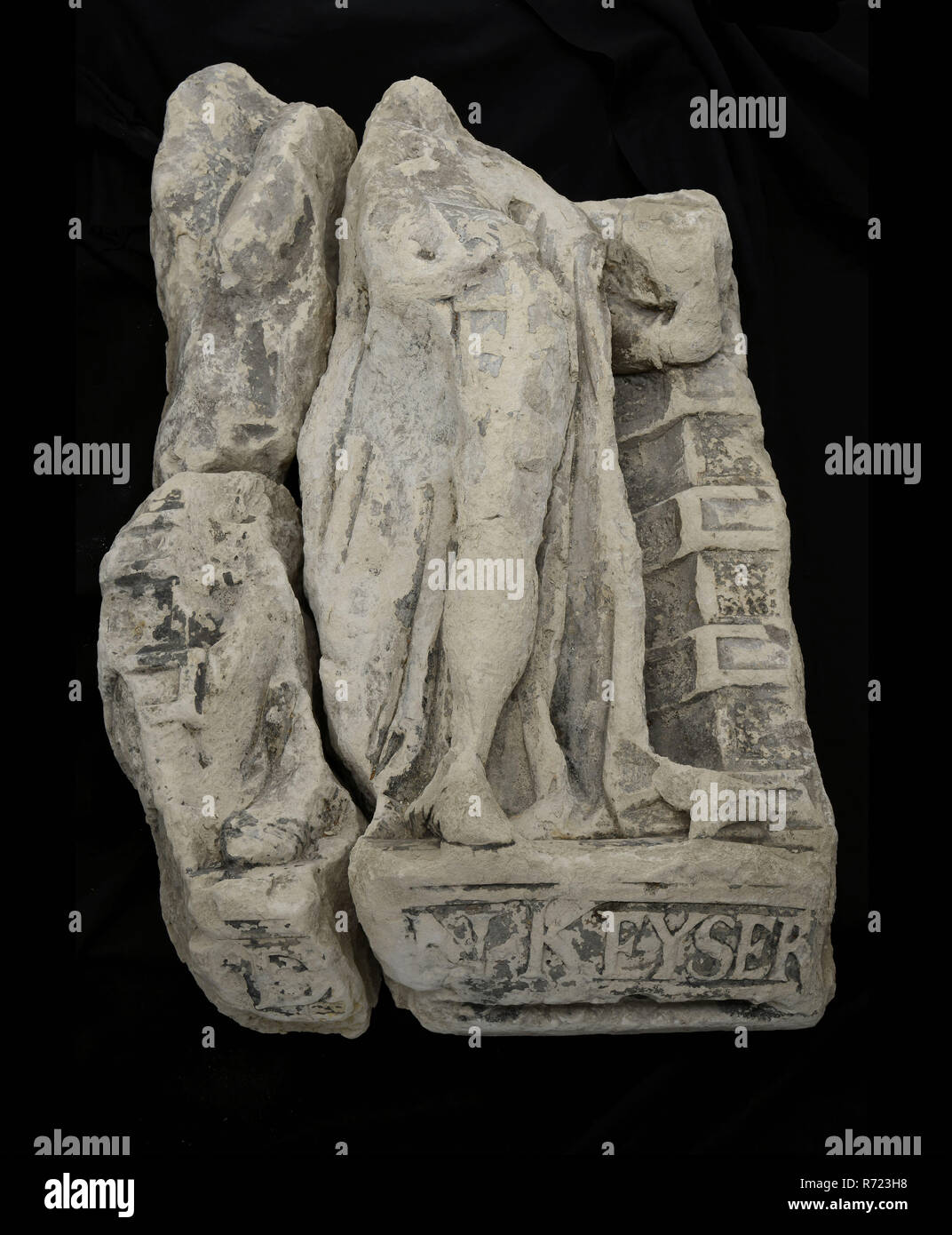 Pierre de façade en trois parties avec texte den keyser, pierre ...