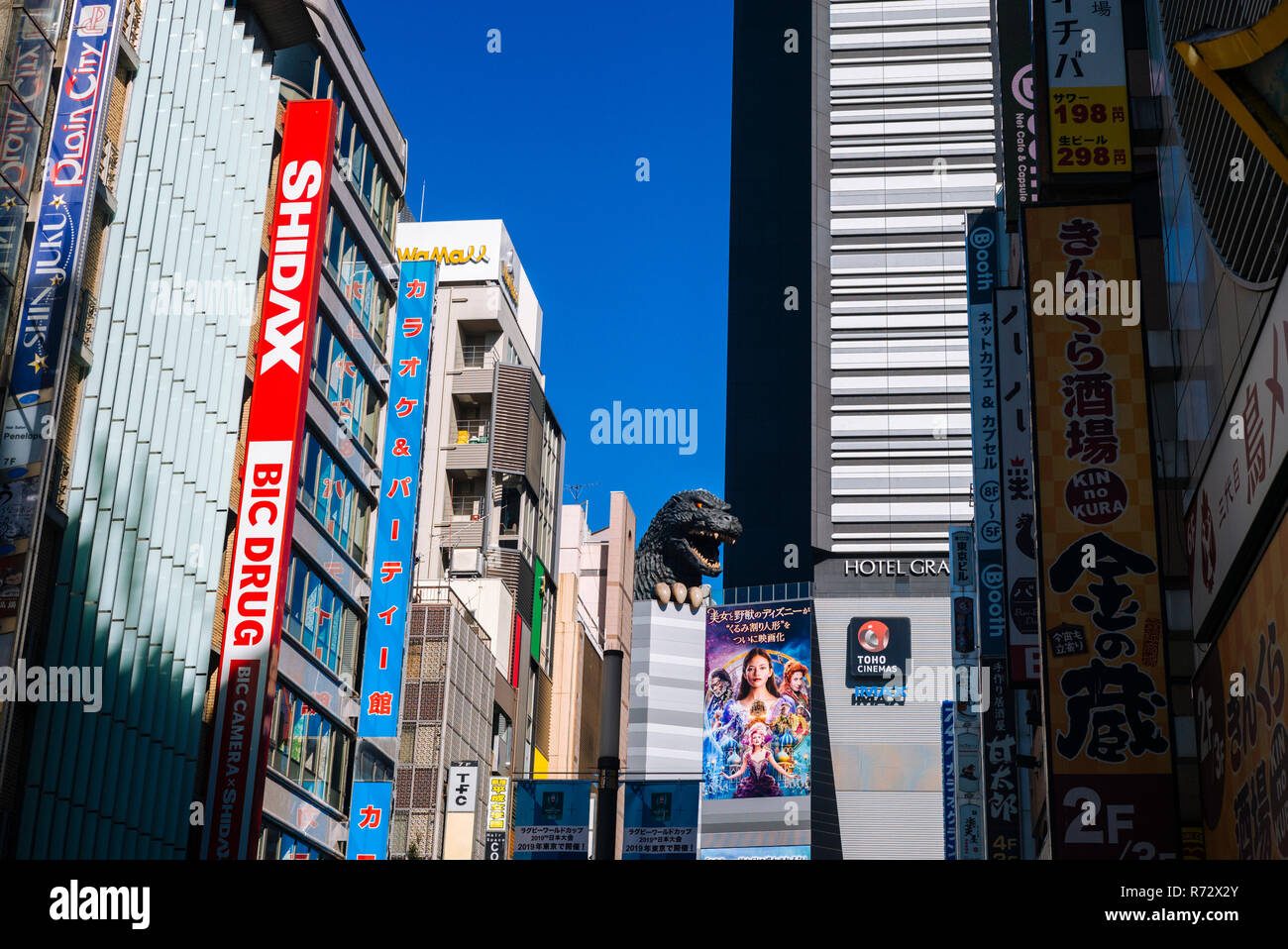 Kabukicho, Shinjuku, Tokyo : Godzilla bus façade d'habitation entre les ...
