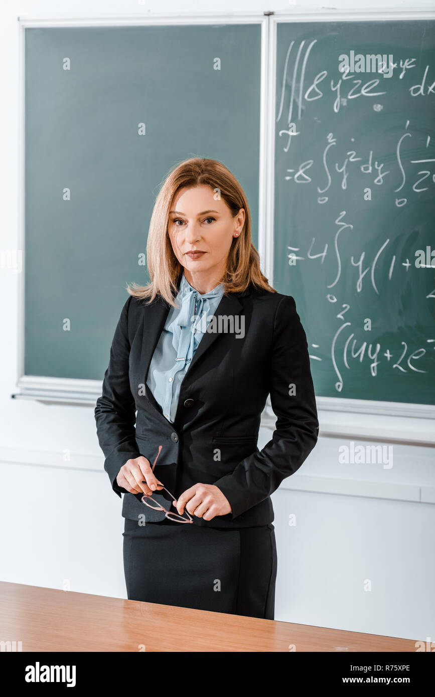 Beau professeur Banque de photographies et d’images à haute résolution ...