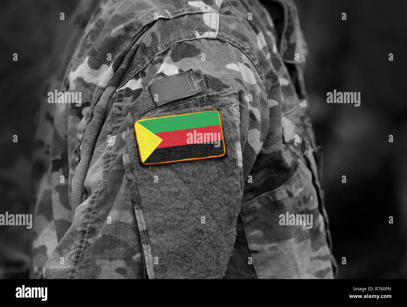 Drapeau de l'Azawad sur les soldats du bras. Pavillon de l'état de l ...