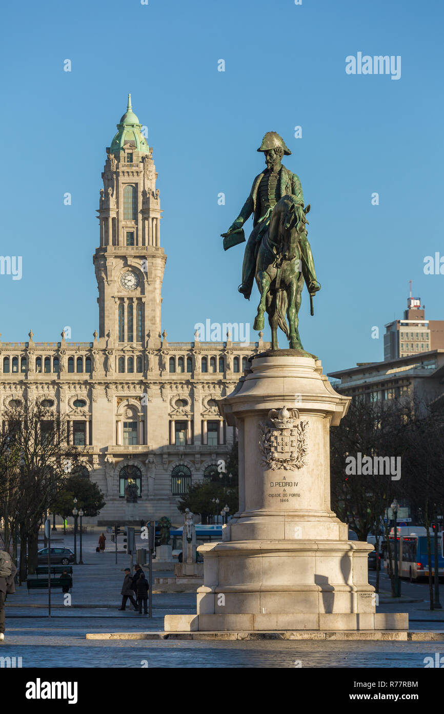 Statue in square in porto Banque de photographies et d’images à haute ...