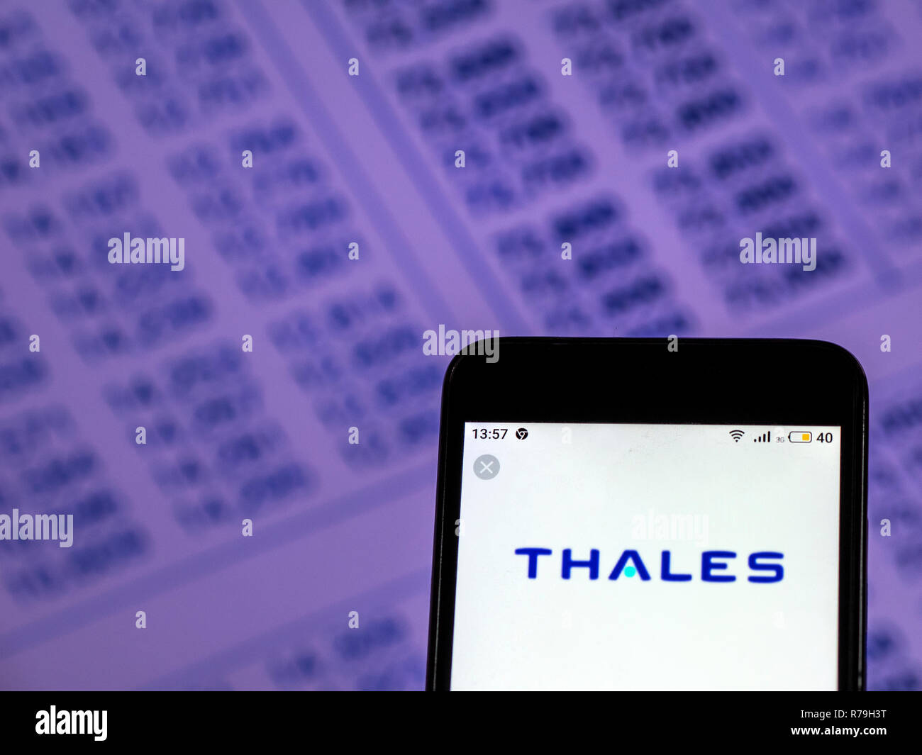 Groupe Thales Aerospace logo de l'entreprise vu affichée sur téléphone ...