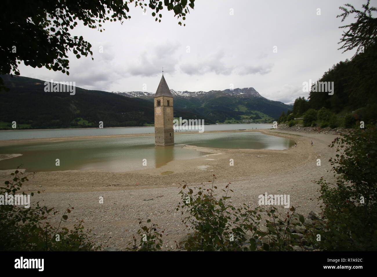 lac reschen avec ancienne tour d'église de la ville submergée d'alt ...