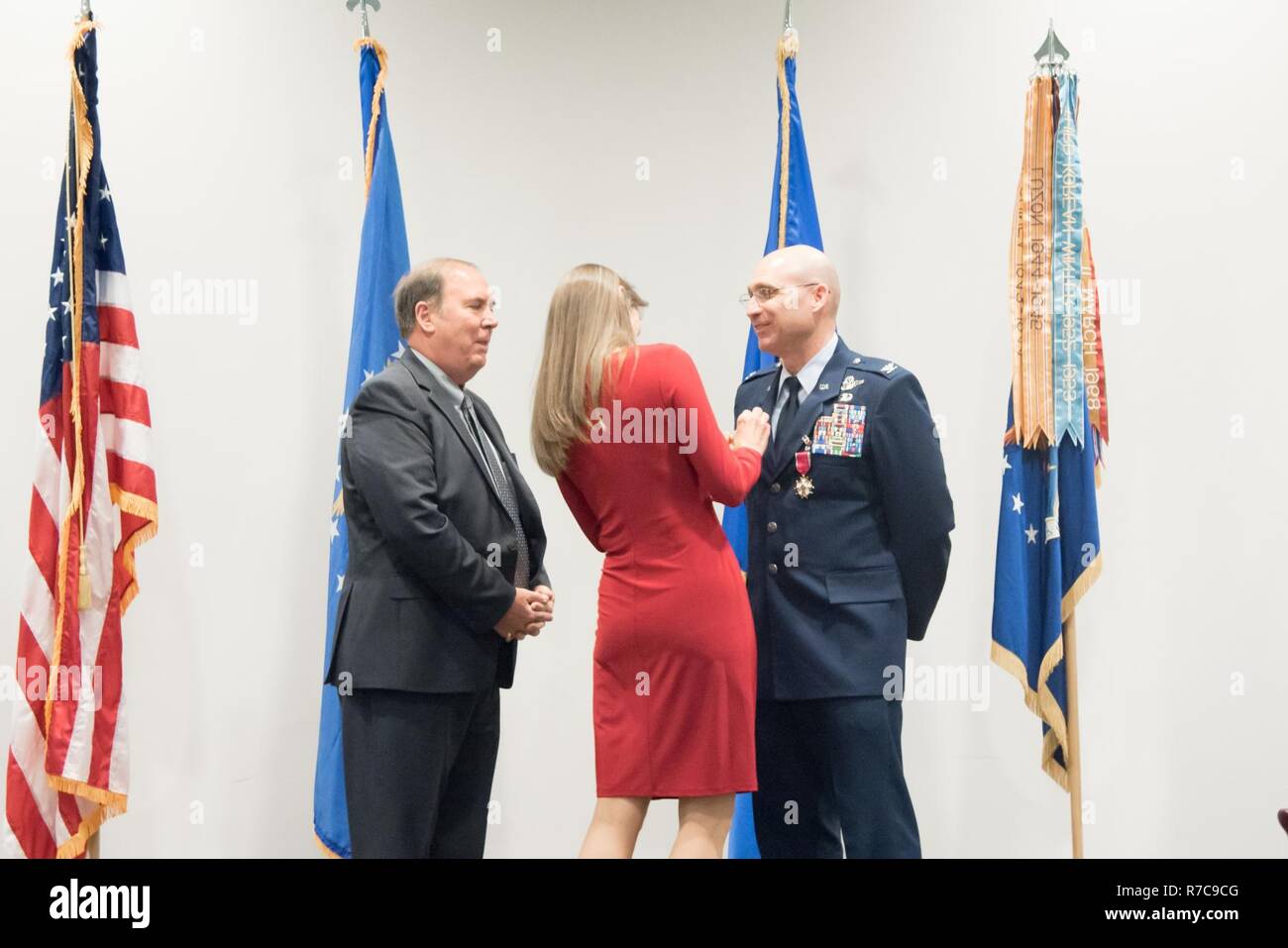 Le colonel Lisa Manion met une broche sur le revers de la retraite de ...