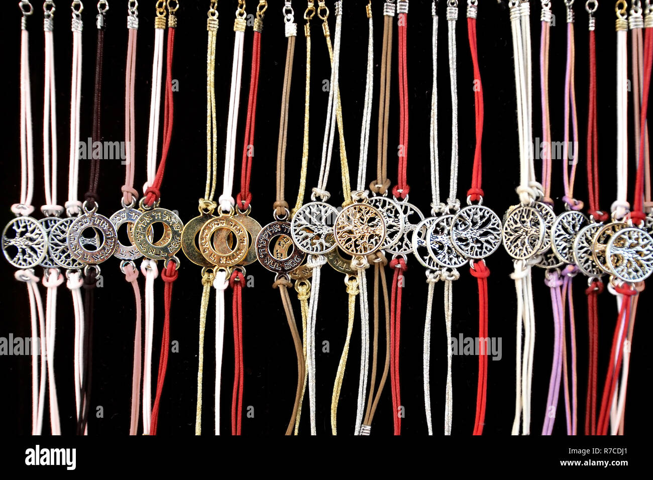 Amulette arbre de vie sur les fils rouges. la meilleure amulette pour ...