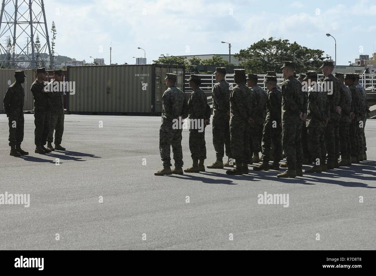 Le lieutenant-colonel Dana S. Demer, centre-gauche, parle de Marines ...