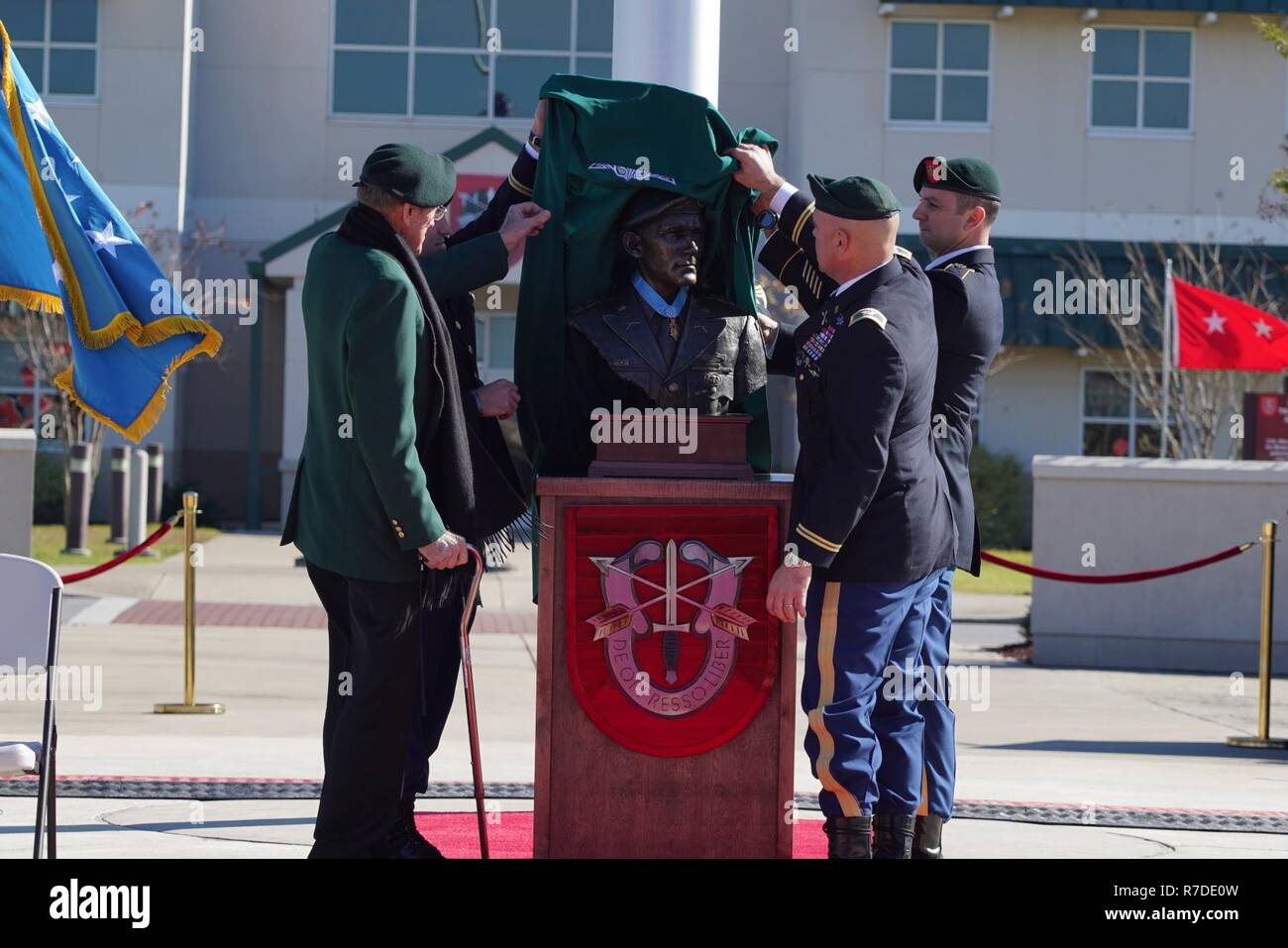 Le colonel de l'armée à la retraite Roger H.C. Donlon avec le Colonel ...