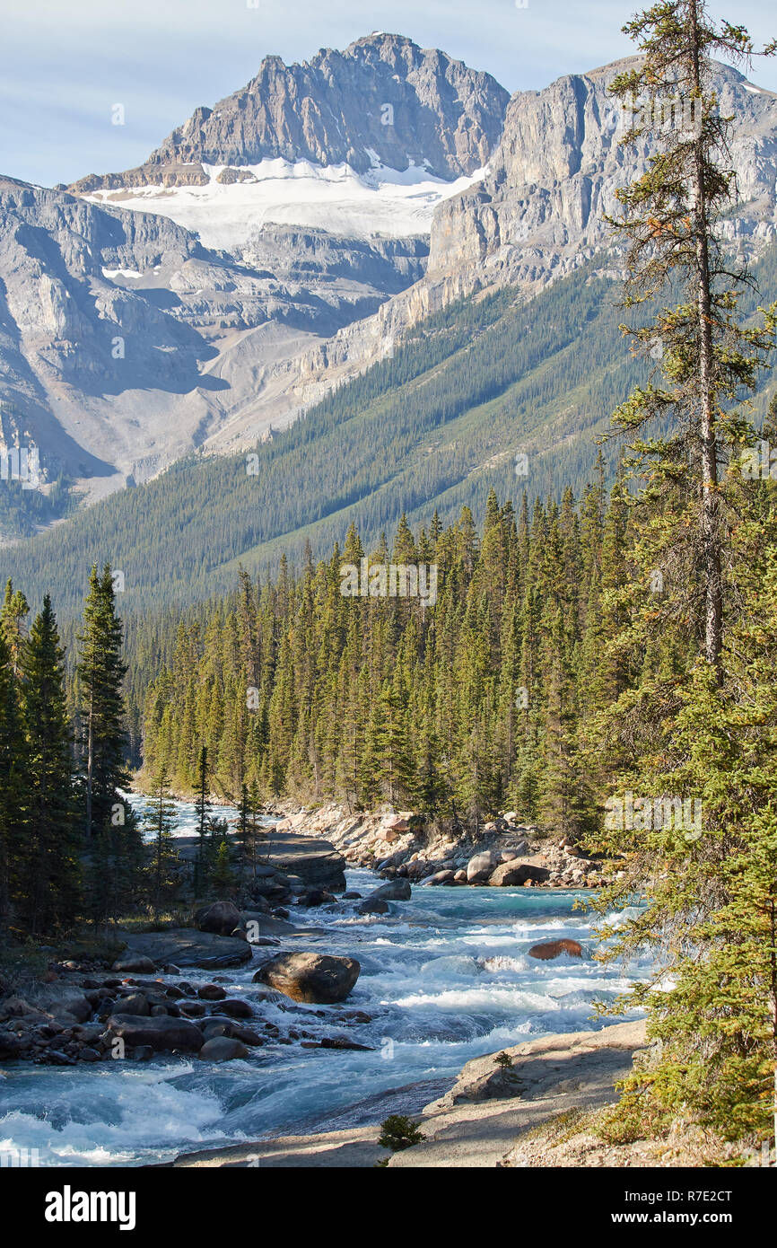 Montagne mistaya Banque de photographies et d’images à haute résolution ...