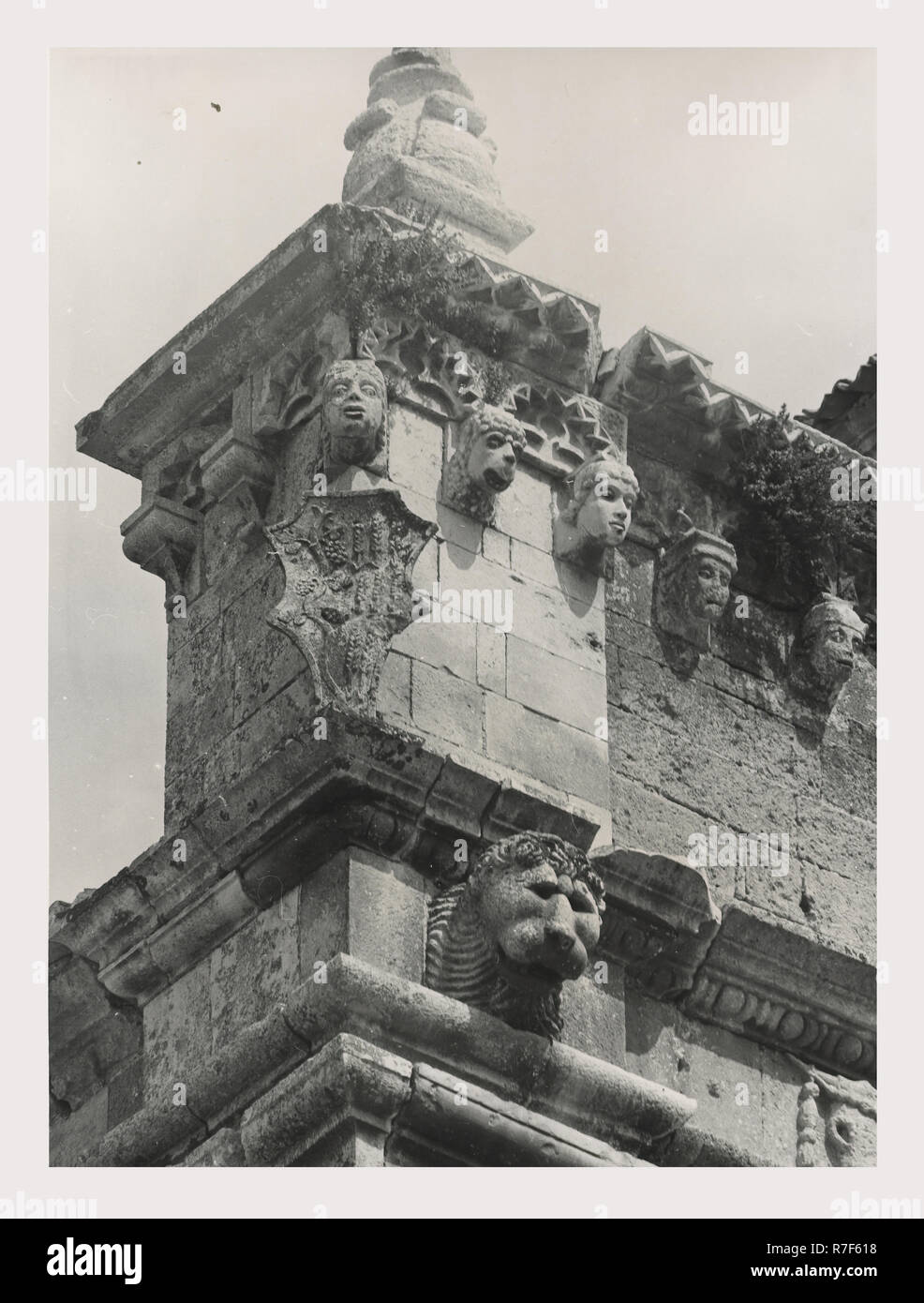 Frises gothiques Banque de photographies et d’images à haute résolution ...