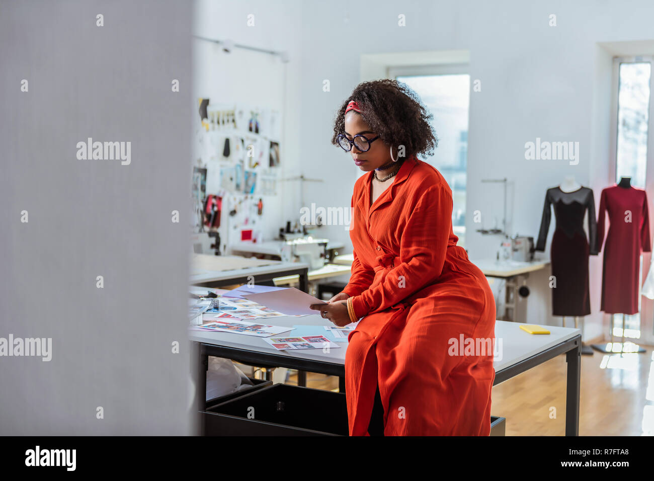 Femme cheveux courts frisés Banque de photographies et d’images à haute ...