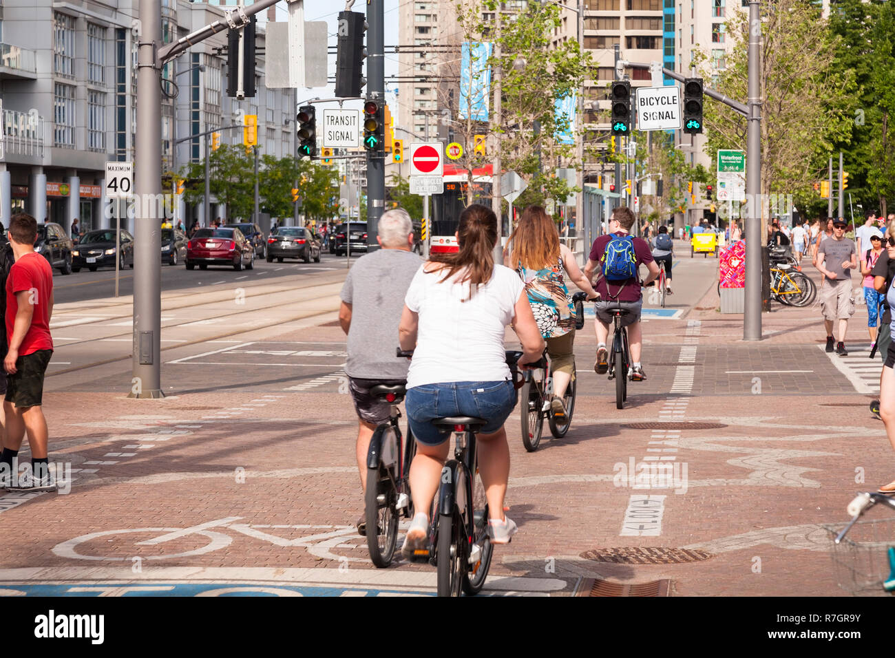 Les cyclistes à l'aide d'une bande cyclable sur le sentier Martin ...