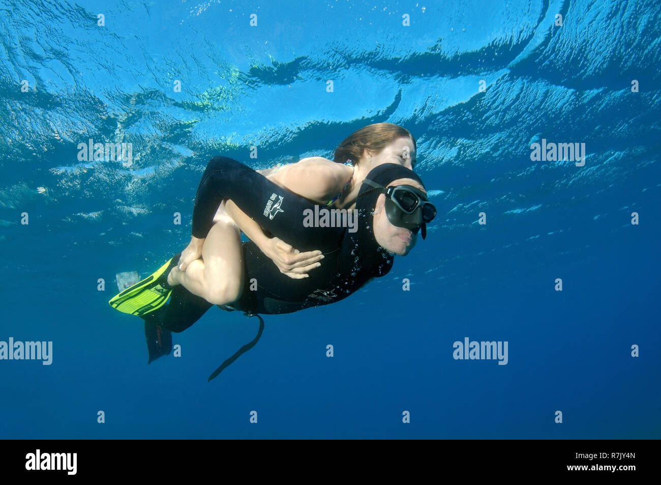 Woman freediving Banque de photographies et d’images à haute résolution ...