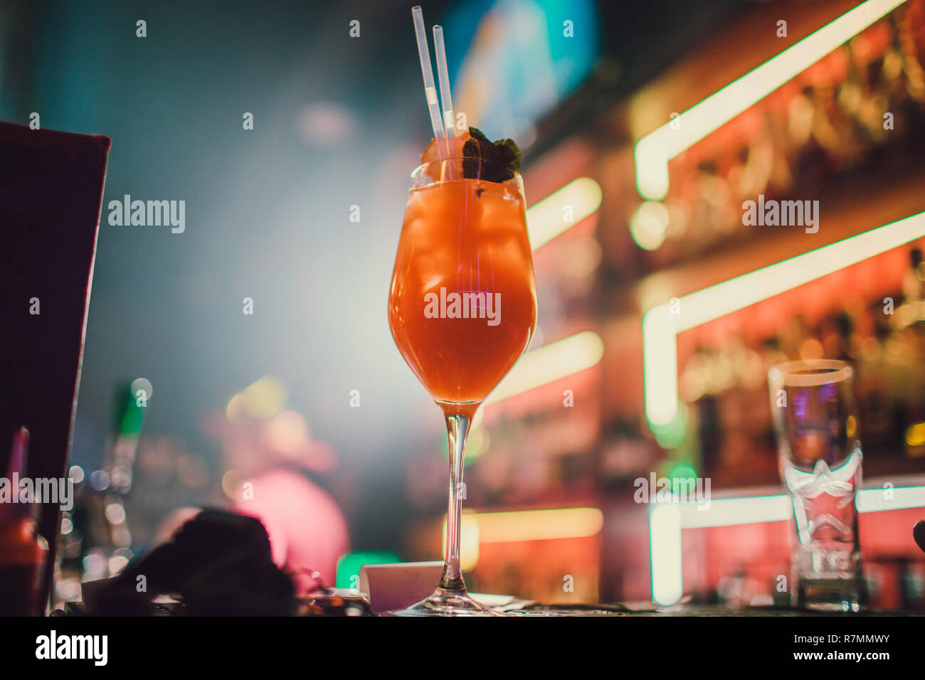 Boisson alcoolisée Cocktail Aperol Spritz, basé sur comptoir bar avec ...