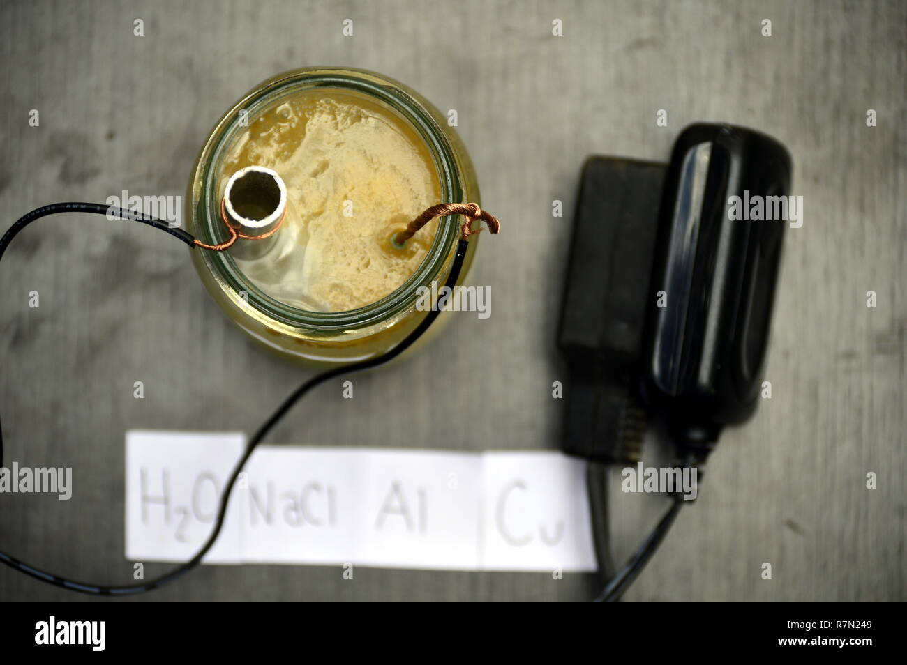 Electrolysis experiment Banque de photographies et d’images à haute ...