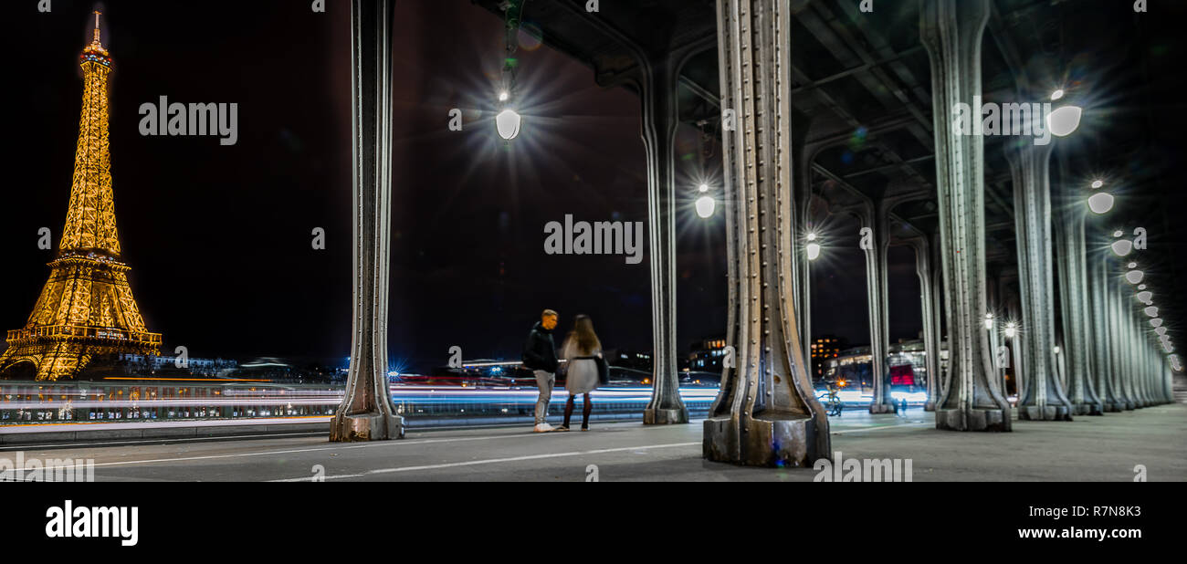 Tour eiffel vu du pont de bir hakeim Banque de photographies et d’images à haute résolution - Alamy