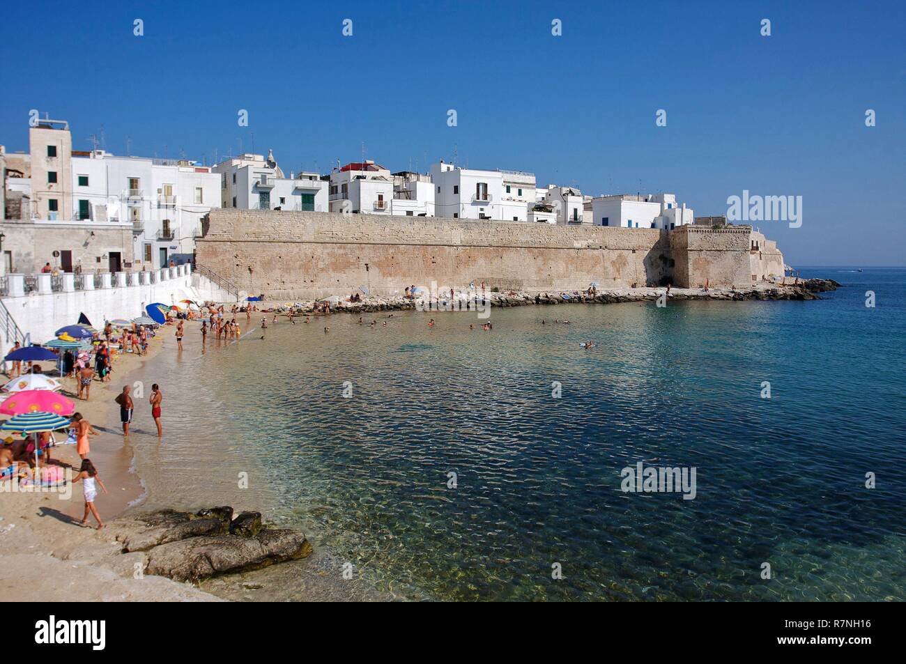 Monopoli beach italy Banque de photographies et d’images à haute ...