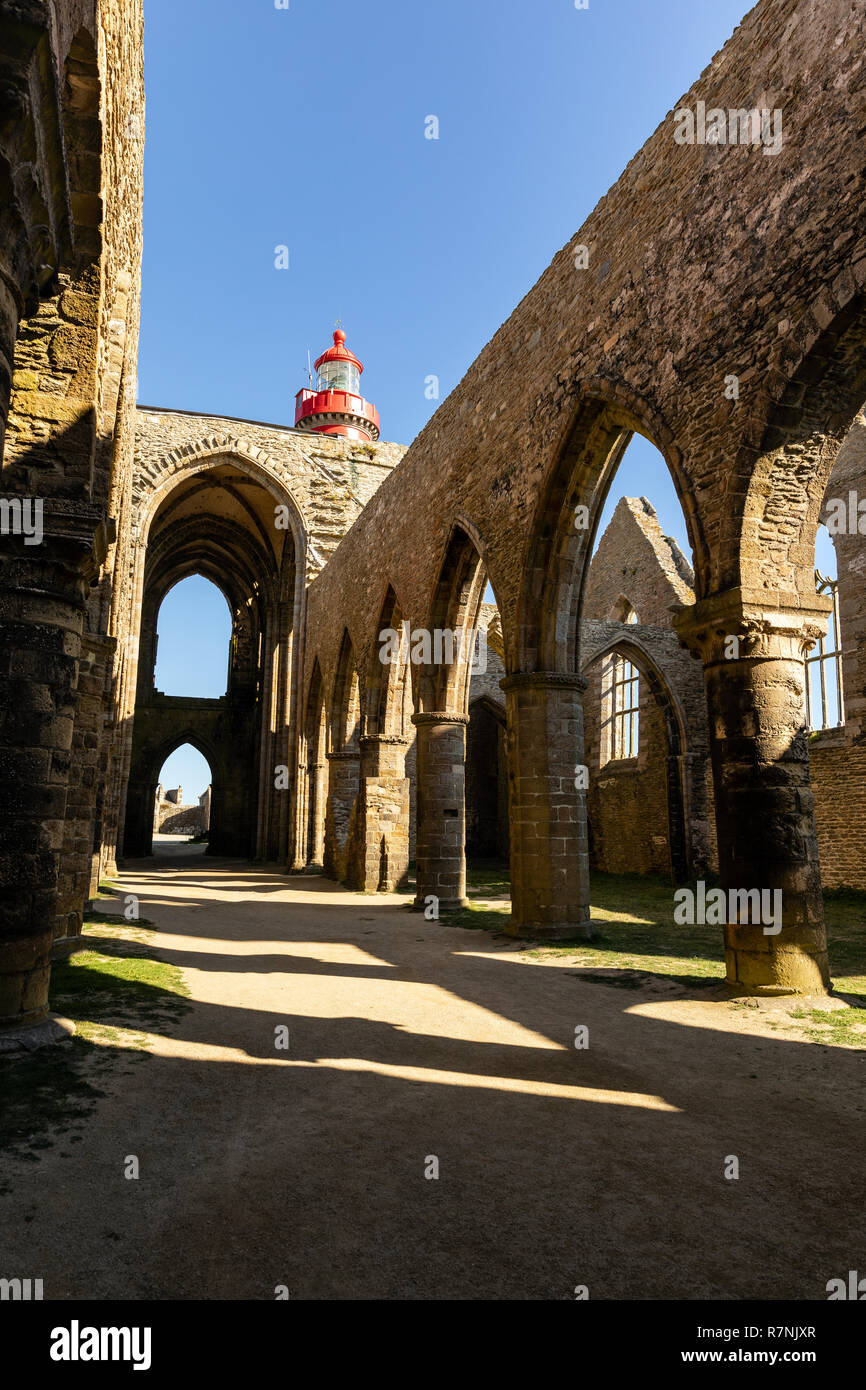Le phare de Saint-Mathieu derrière les ruines de l'abbaye Saint-Mathieu ...