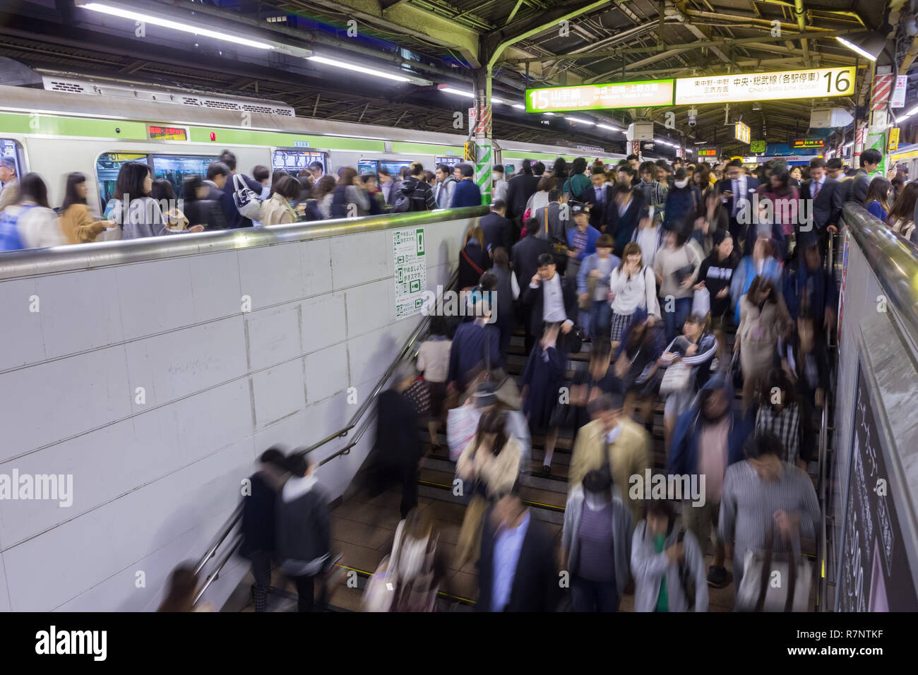 Transports en commun tokyo aux heures de pointe Banque de photographies ...