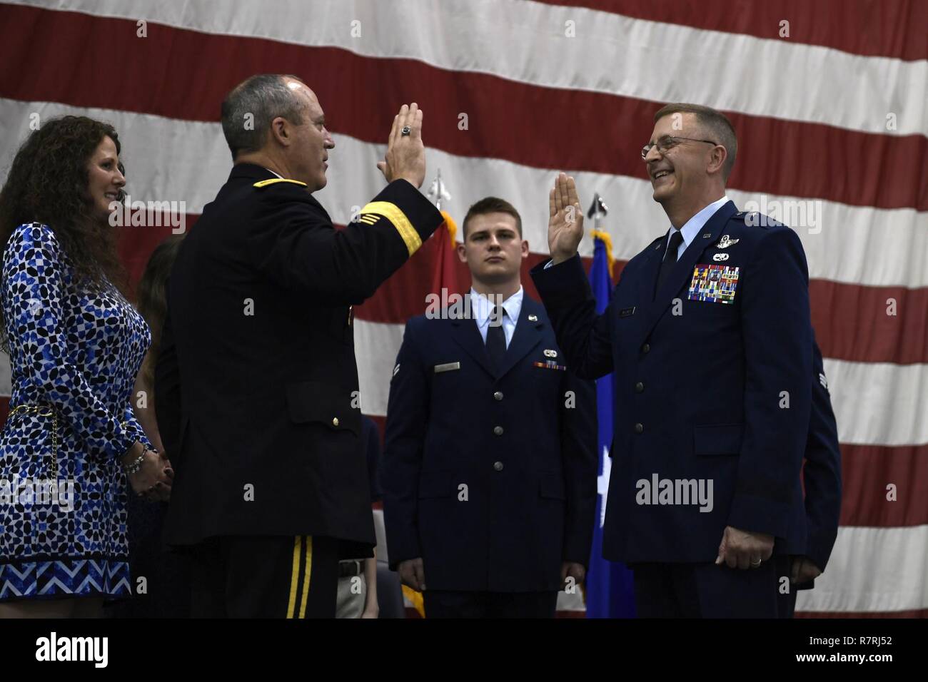 U.S. Air Force Brig. Le général Roger E. Williams, Jr. (droite ...