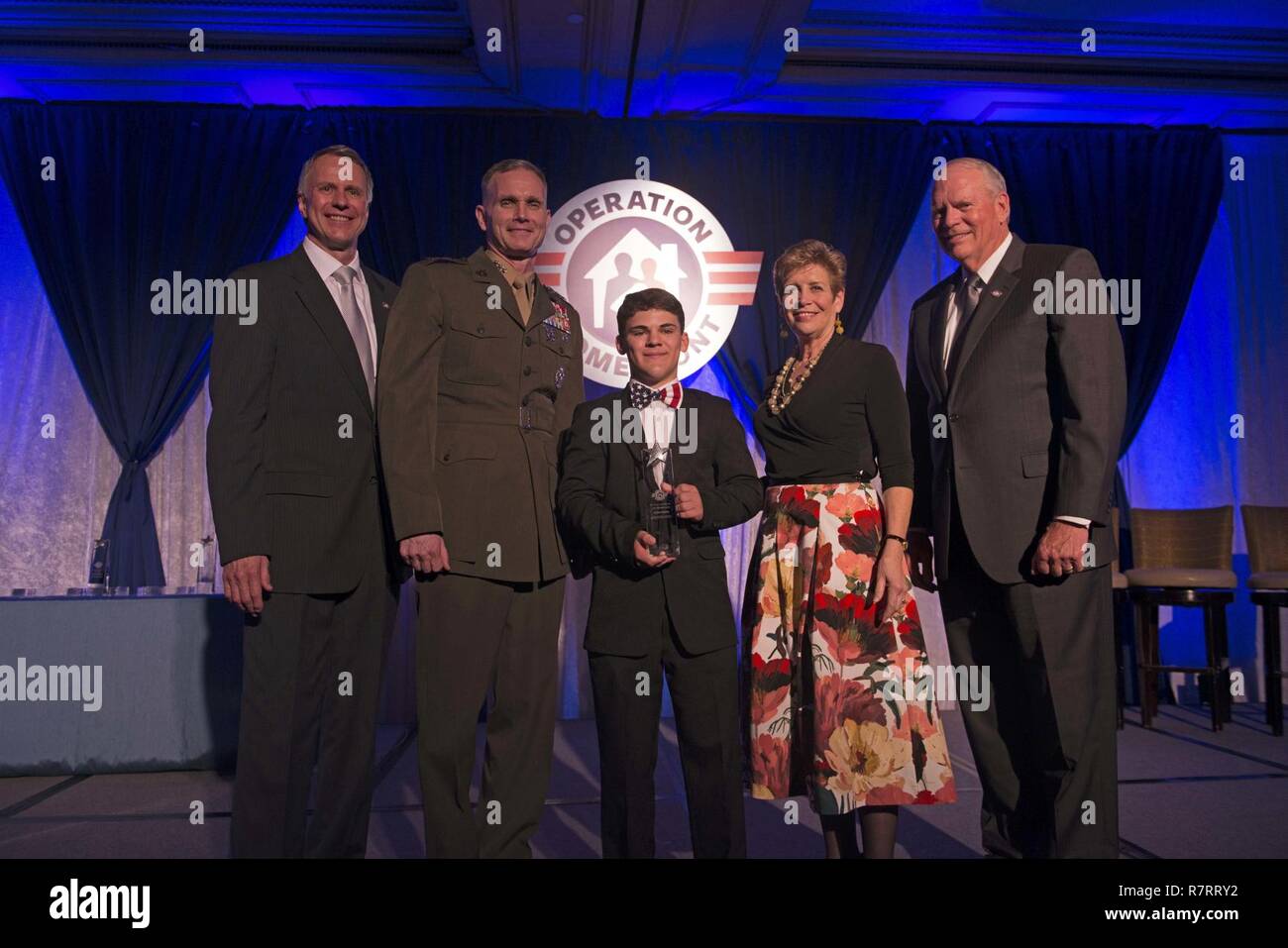 Jackson Beatty (centre) pose avec John prier (à gauche), le Lieutenant ...