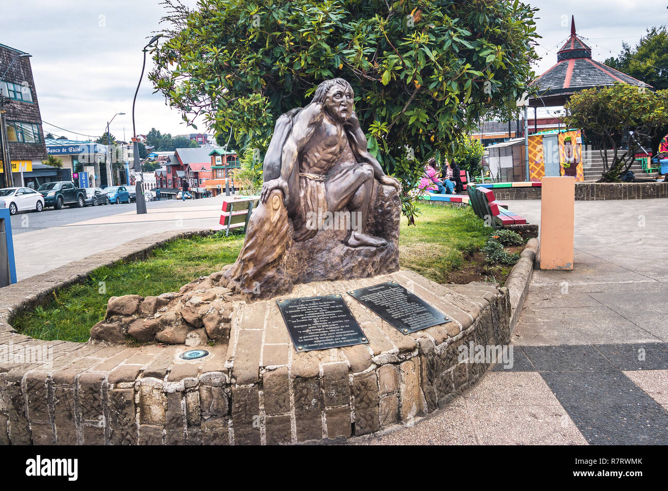 El Invunche créature mythologique sculpture à plaza de armas - Ancud ...
