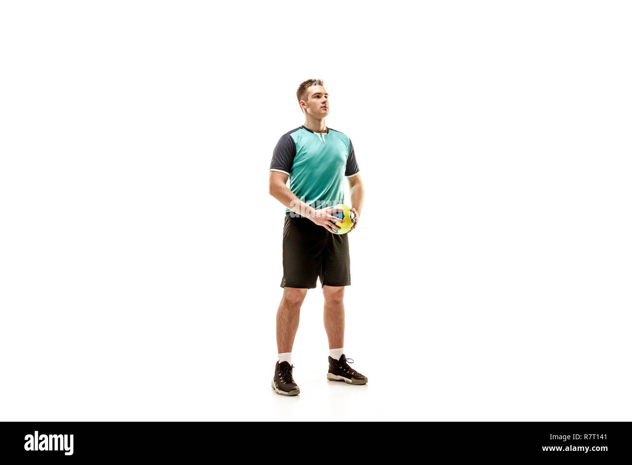 Les jeunes hommes de race blanche fit joueur de handball au studio sur ...