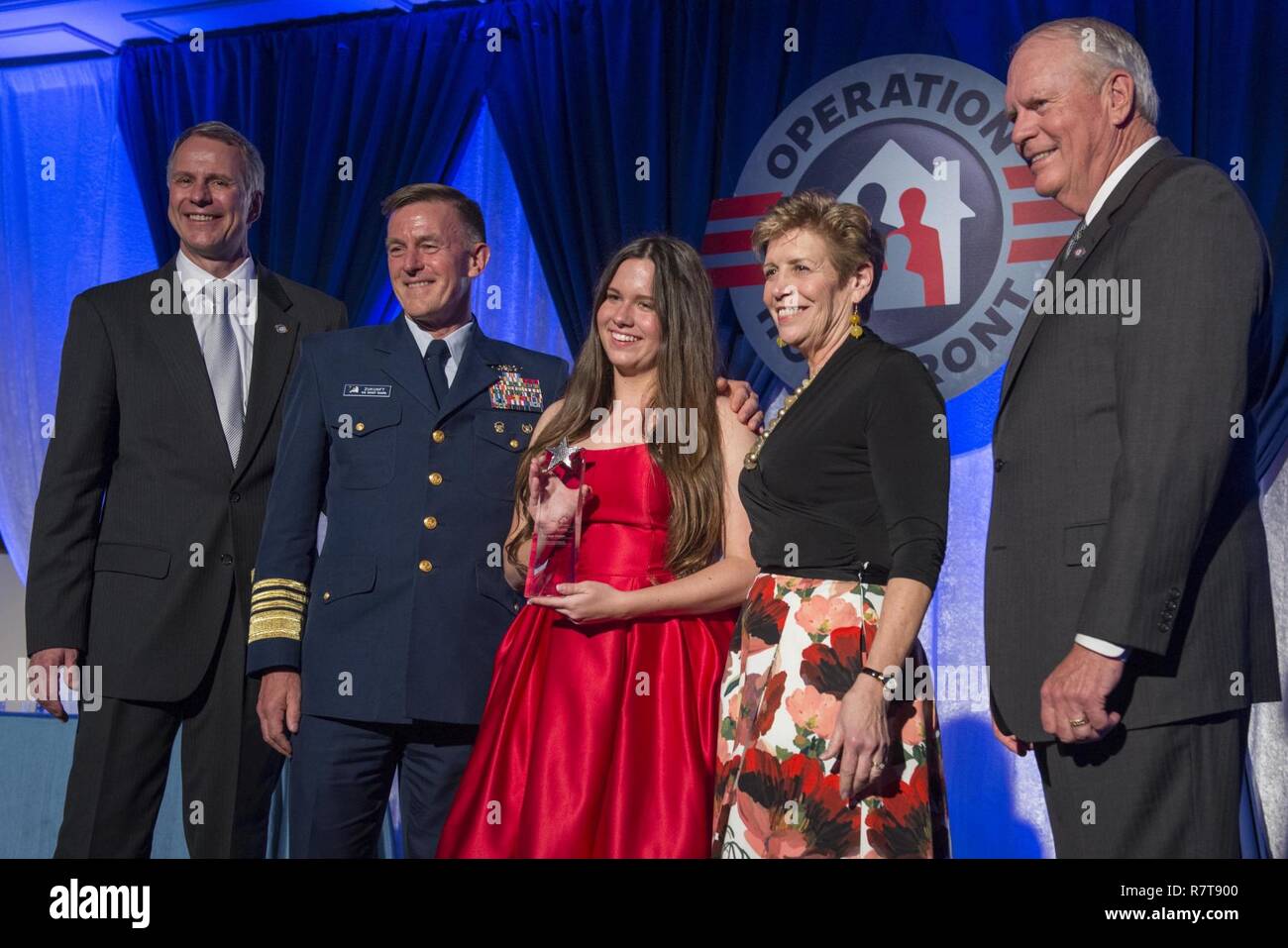 WASHINGTON -- Mary Kate Cooper, centre, pose pour une photo de groupe ...