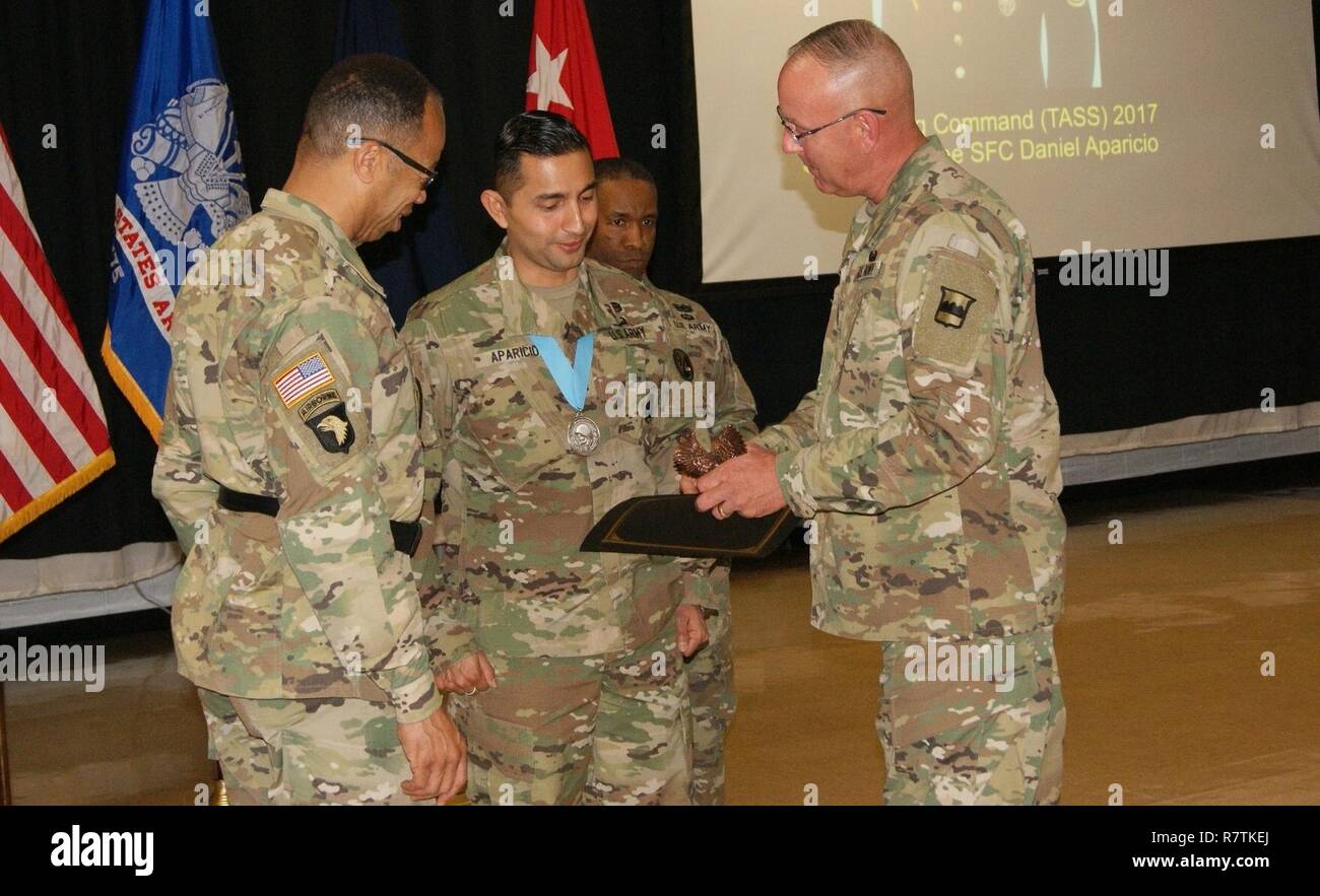 Le Sgt. 1ère classe Daniel Aparicio (centre) reçoit le Sgt. Médaille du ...