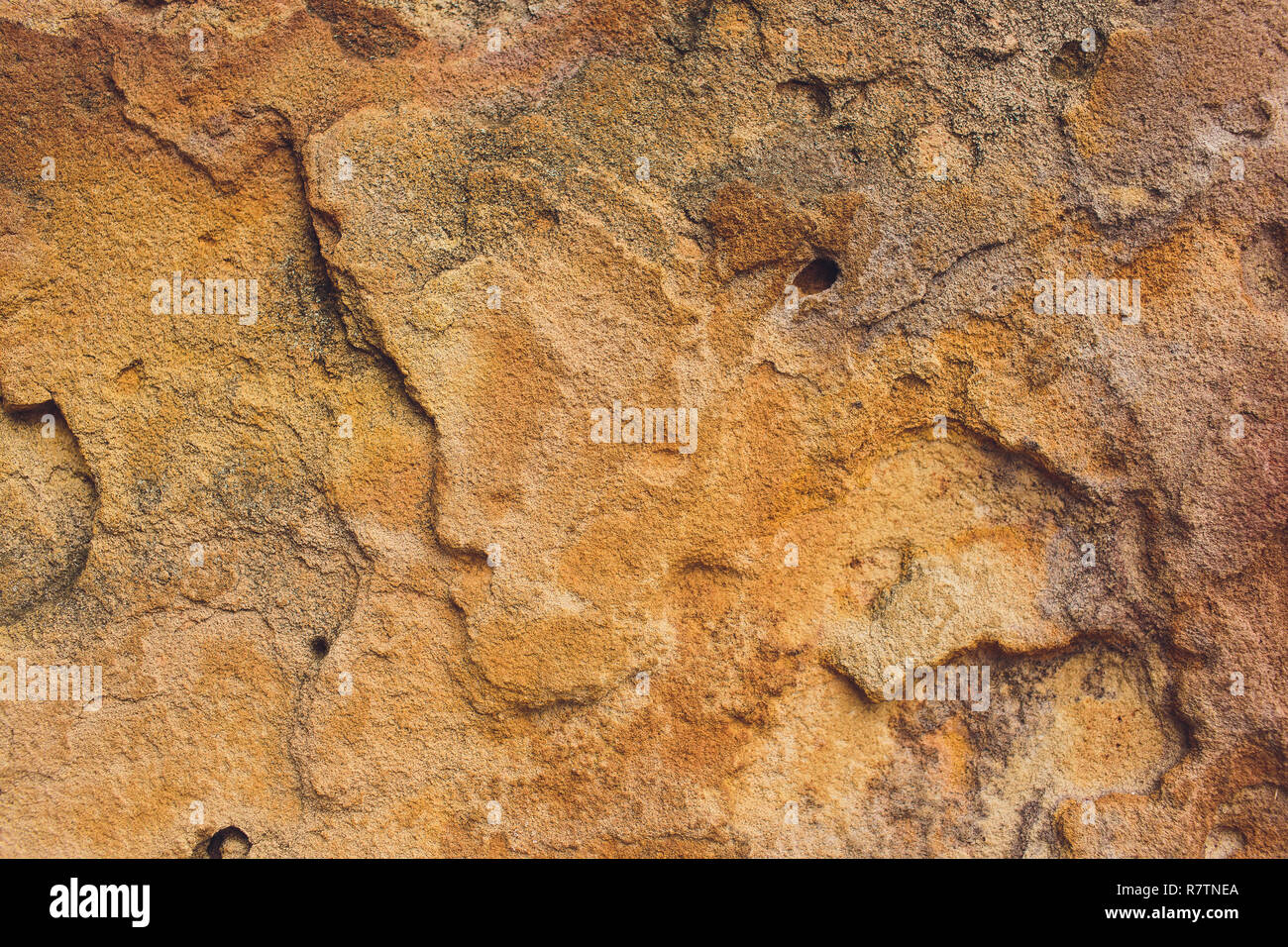 Les couches rocheuses - formations de rochers colorés empilés sur les ...