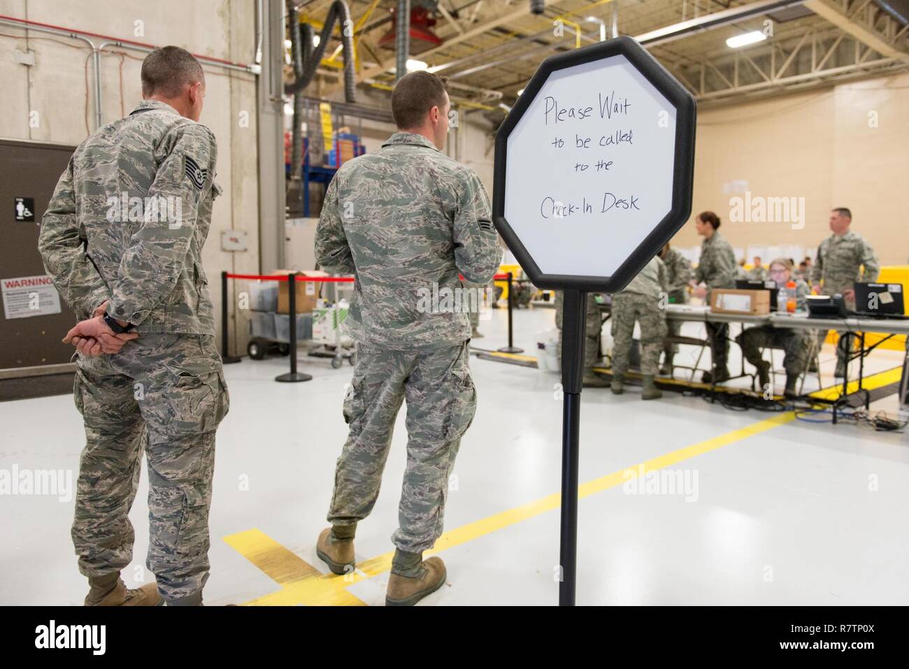Les membres du 934e Airlift Wing attendent leur tour pour examens de ...