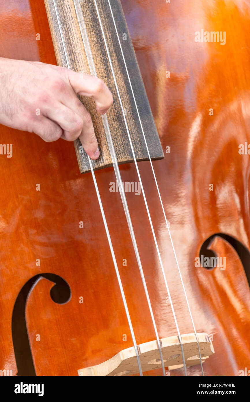 La personne qui joue de la contrebasse dans la rue Photo Stock - Alamy