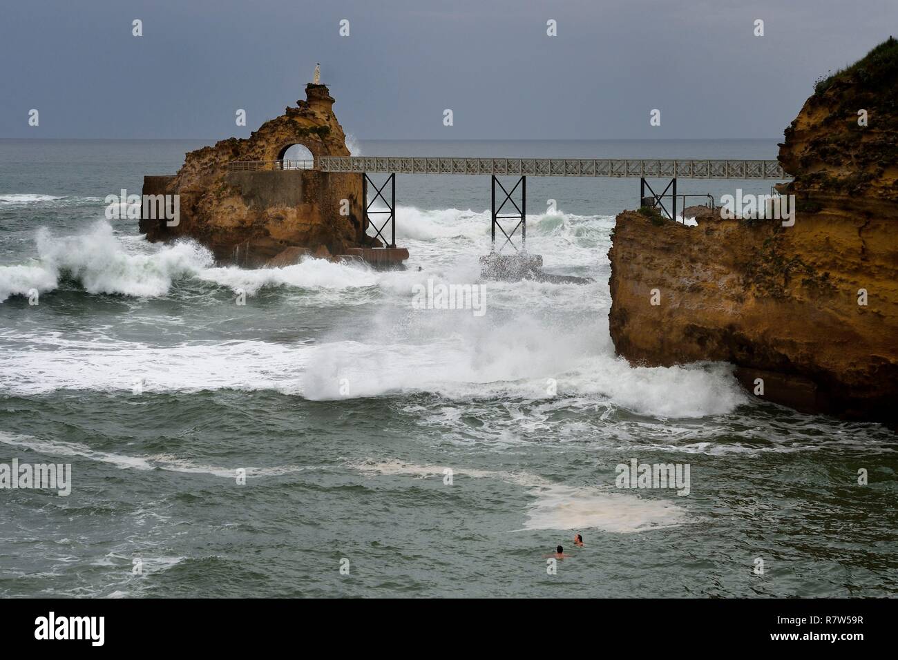 Biarritz rocher vierge Banque de photographies et d’images à haute résolution - Alamy