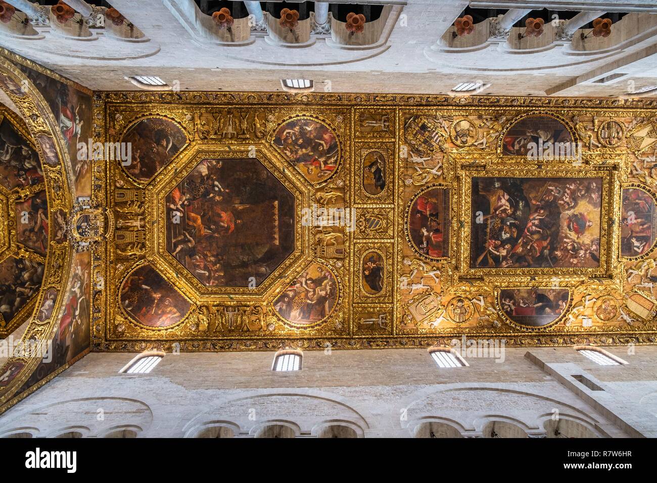 Italie, Pouilles, Bari, Vieille Ville ou Bari Vecchia, la Basilique de ...