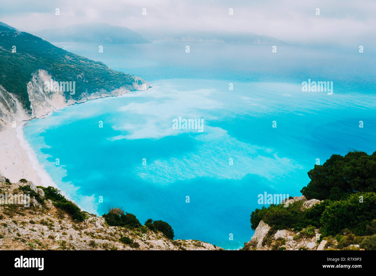L'eau bleu azur de la Plage de Myrtos, l'île de Céphalonie. Meilleures ...