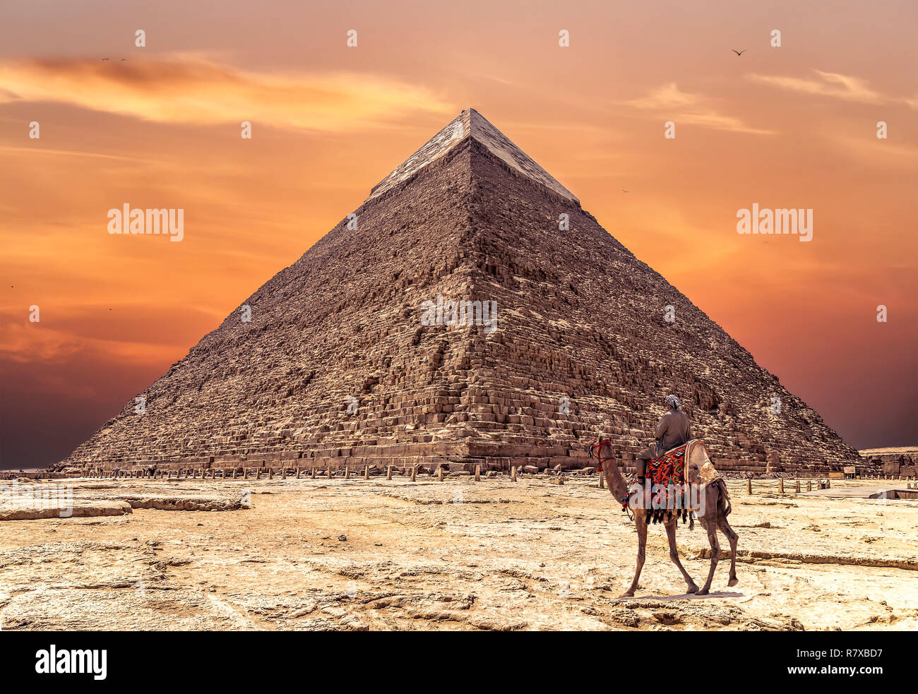 La pyramide de Khéphren de Khafré ou au coucher du soleil, est le ...