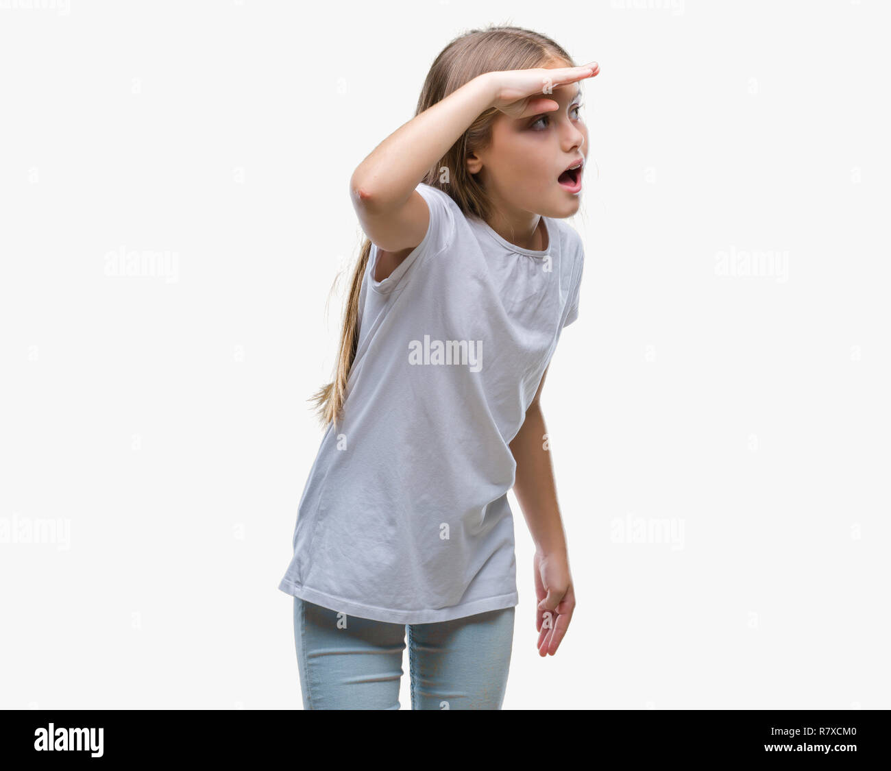 Belle jeune fille sur fond isolé très heureux et souriant à loin avec ...