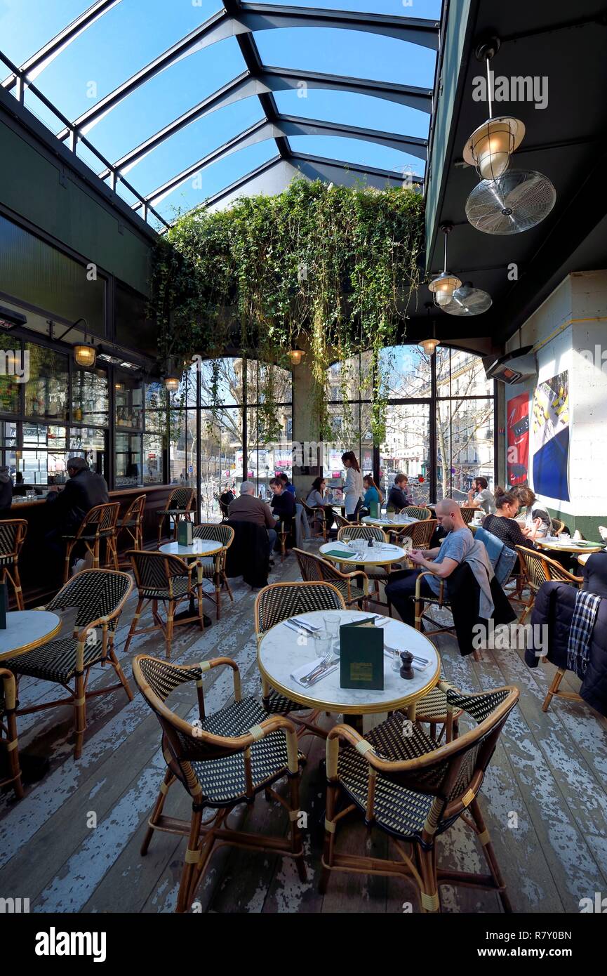 France, Paris, le quartier Barbes Barbes, Brasserie, le patio du ...