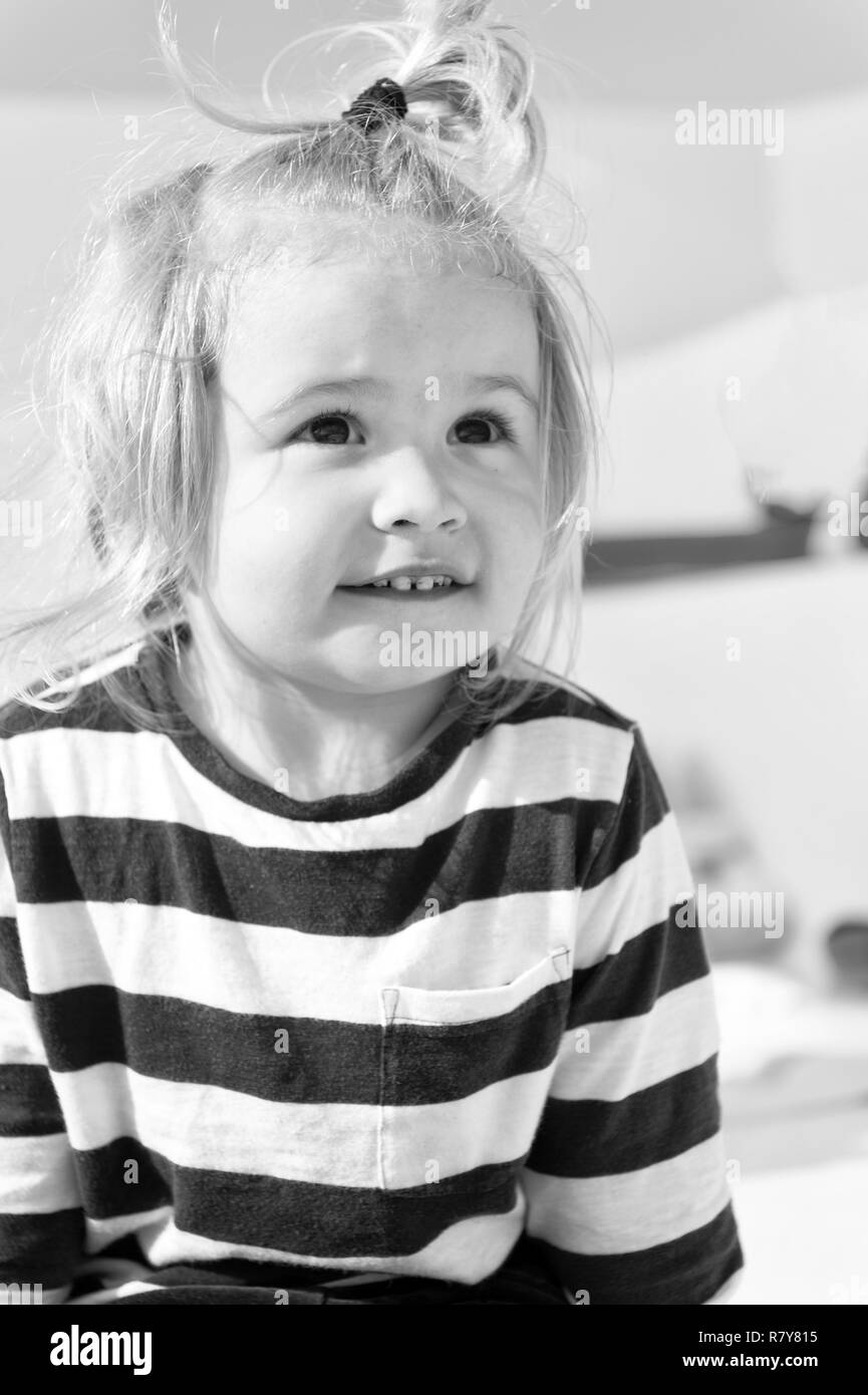 Croisière avec les enfants. Enfant smiling face rayée chemise ressemble ...