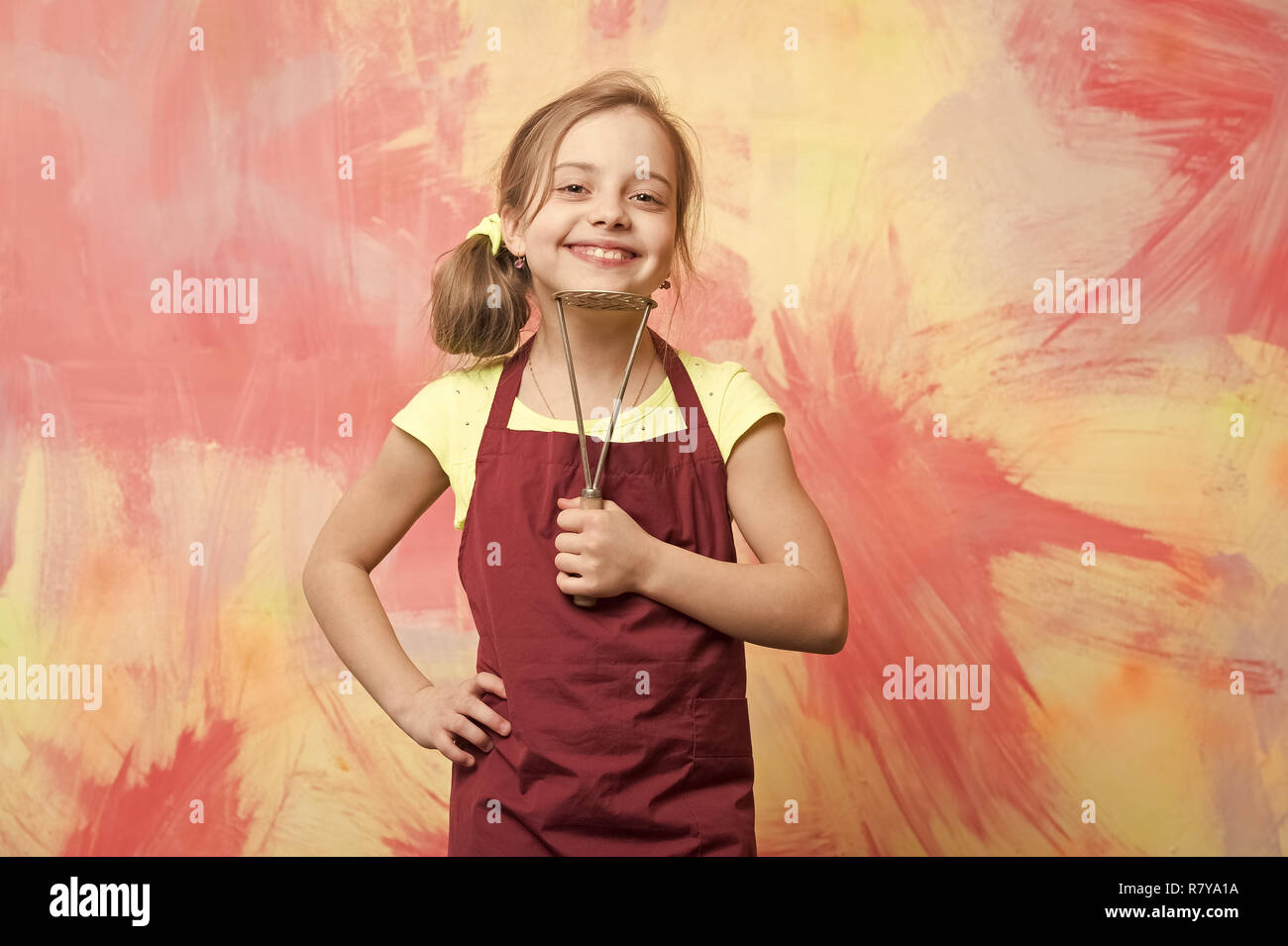 L'enfance et l'éducation. Petite fille sur fond coloré. Enfant dans l ...