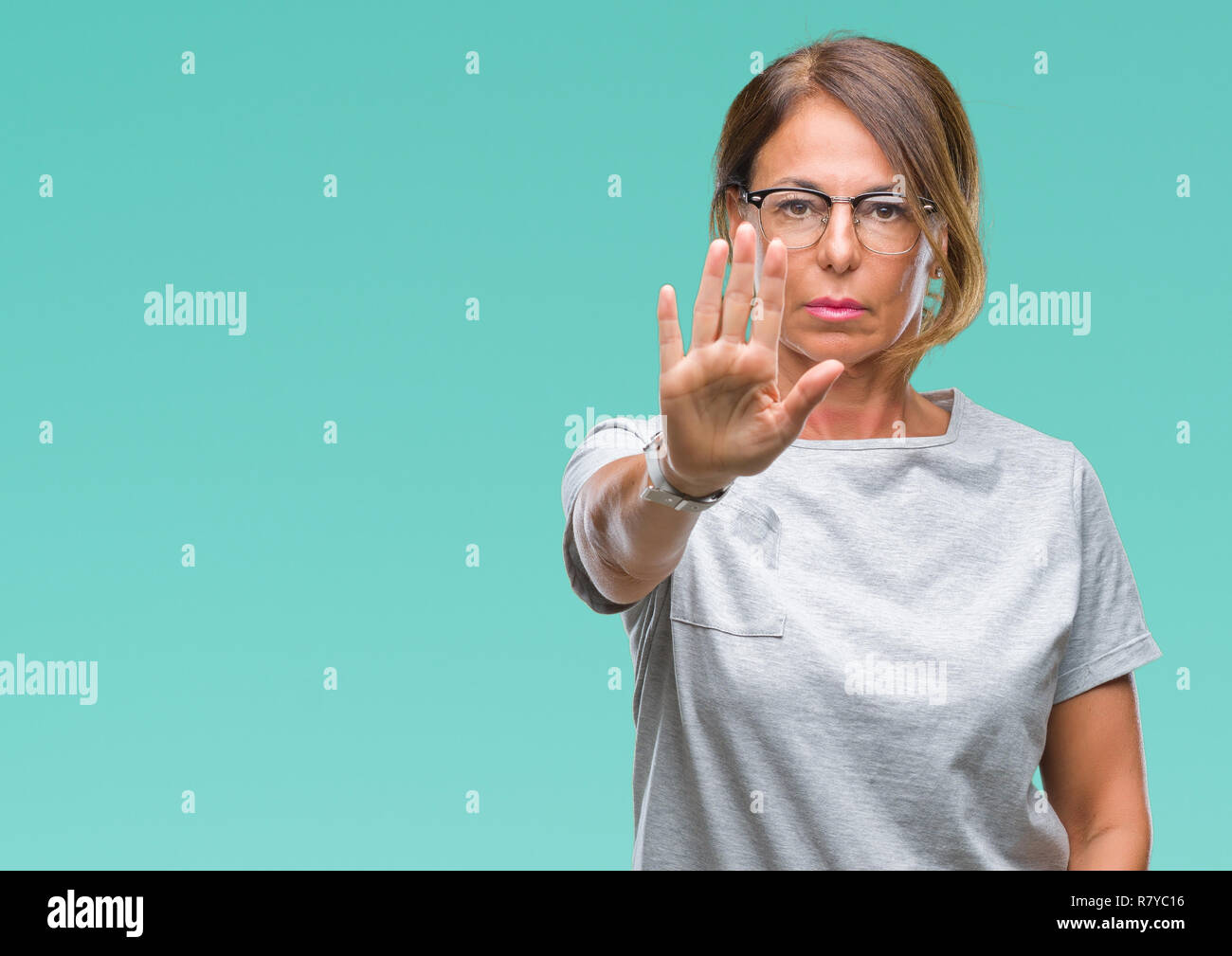 L'âge moyen senior hispanic woman wearing glasses sur fond isolé ...