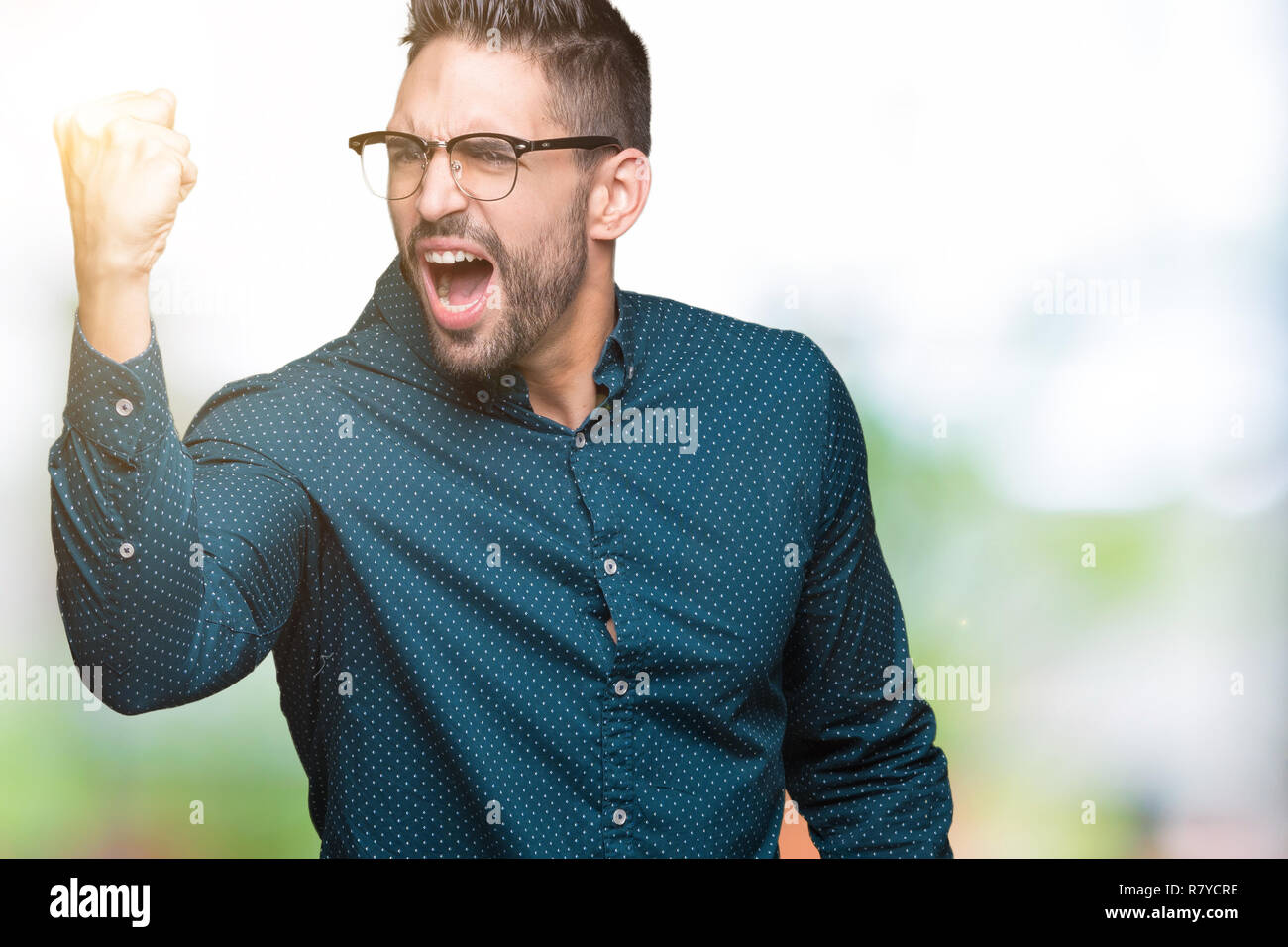 Beau jeune homme d'affaires portant des lunettes sur fond isolé en ...
